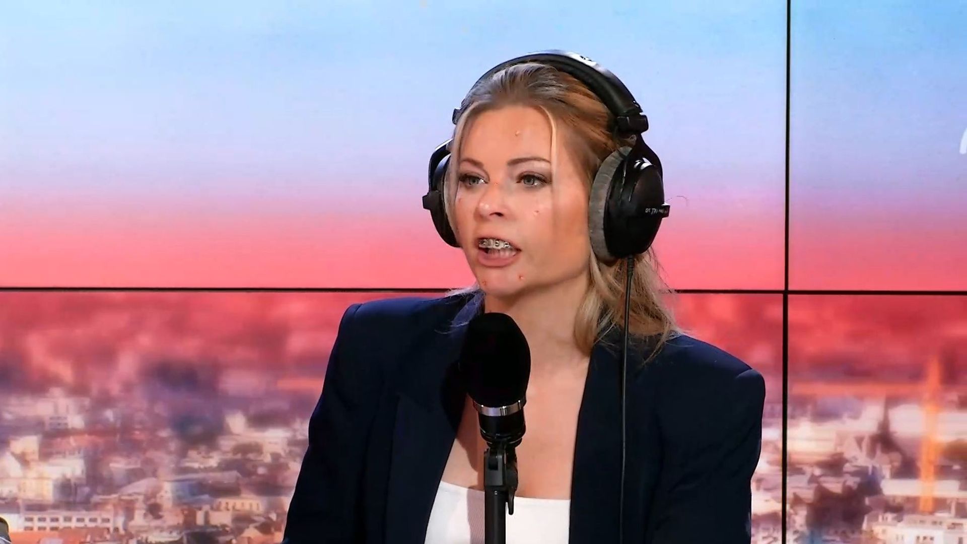 Tamara Payne rajeunit et repasse ses examens pour sa chanson 'Quand ton ...