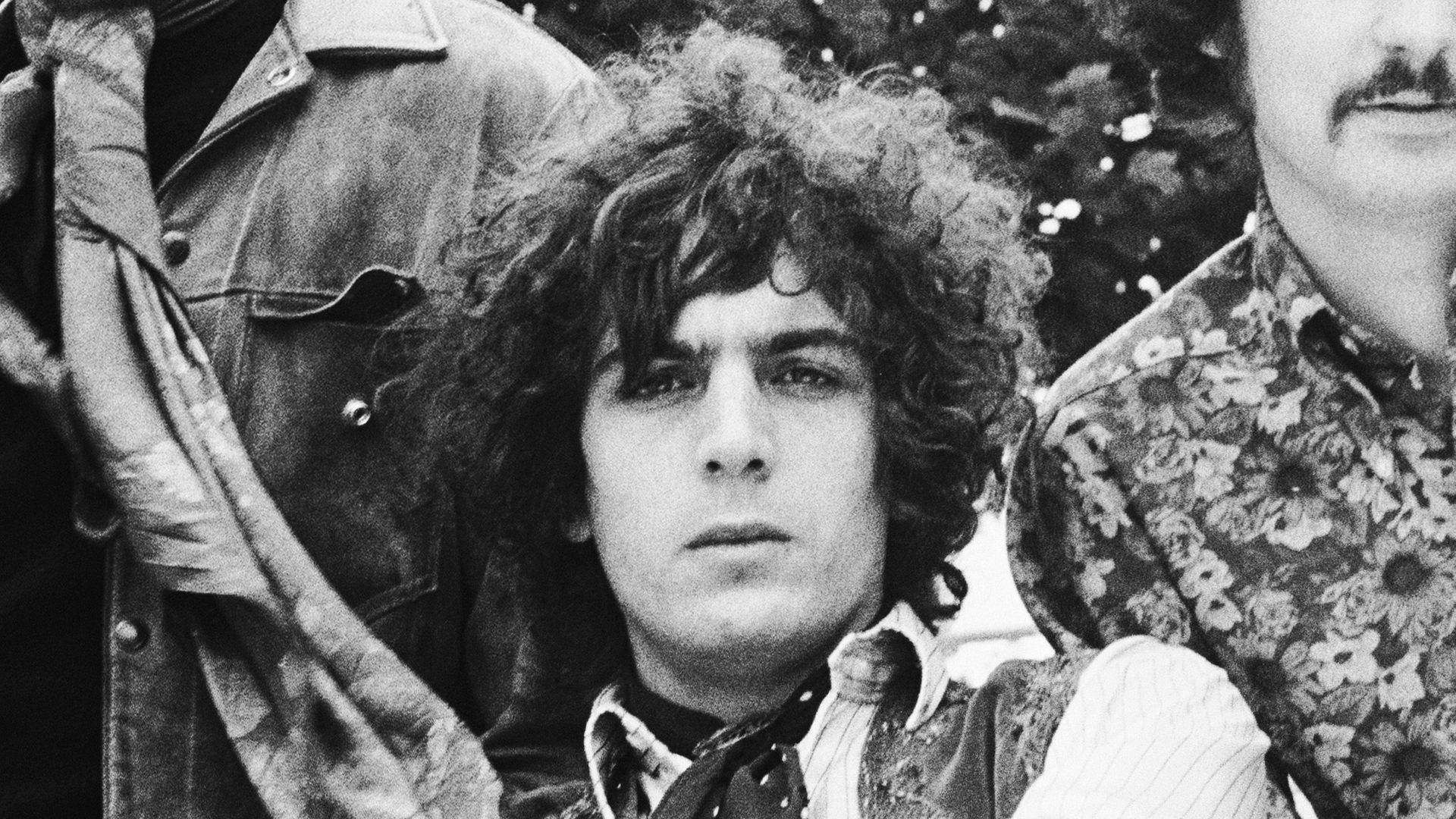 David Gilmour invite sa fille Romany au chant et à la harpe sur son ...