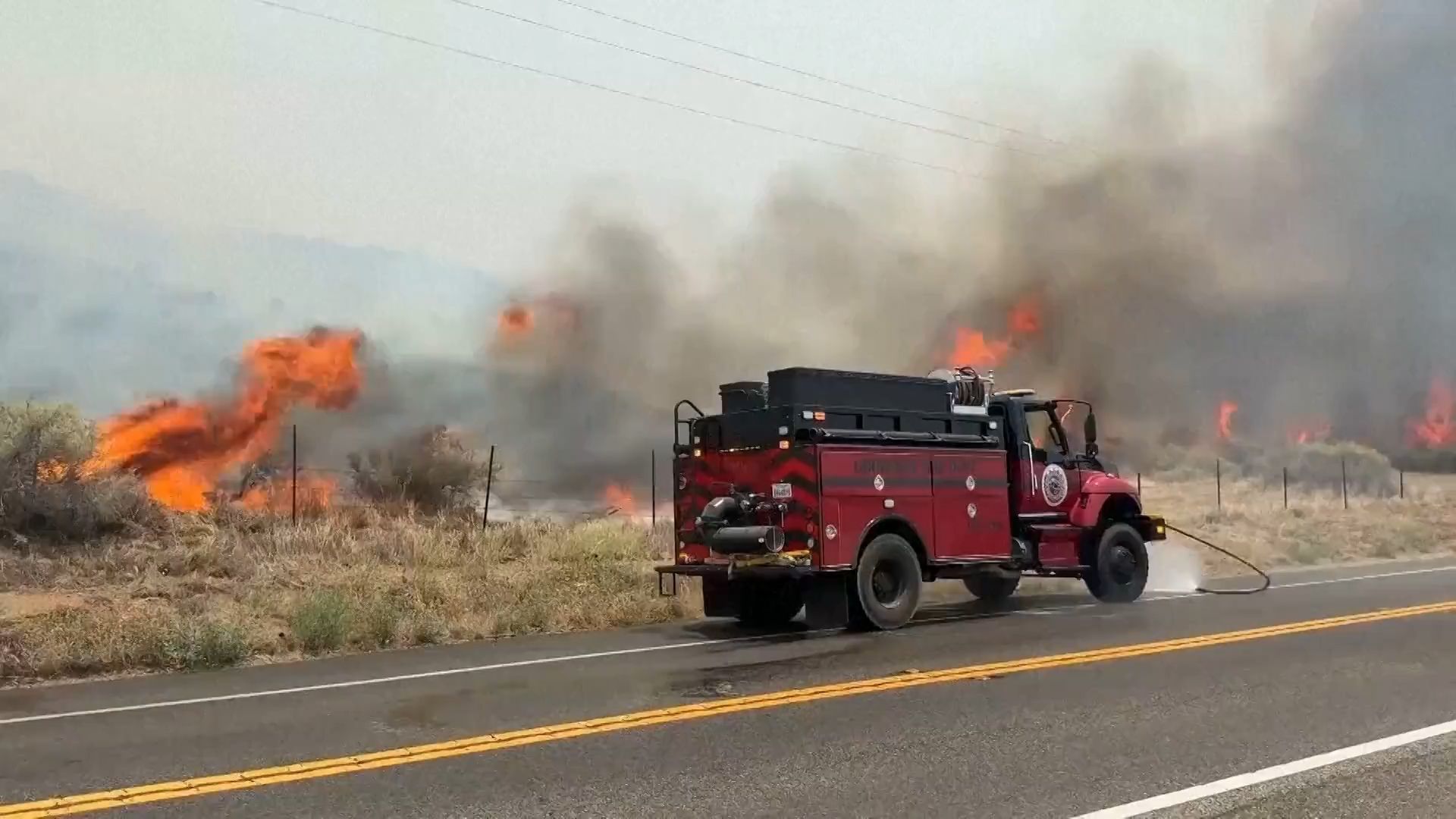 Le plus grand incendie de forêt de l'année en Californie s'étend sur ...
