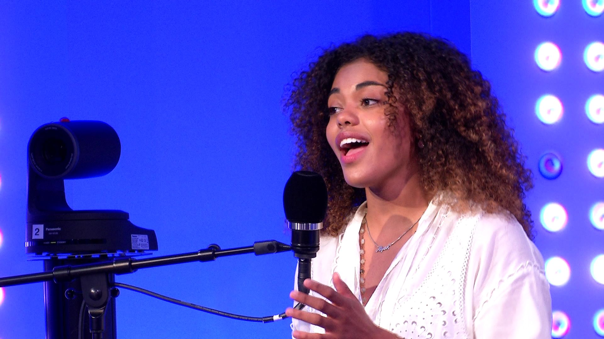 Alyah, jeune liégeoise révélée dans The Voice France, chante son tout ...