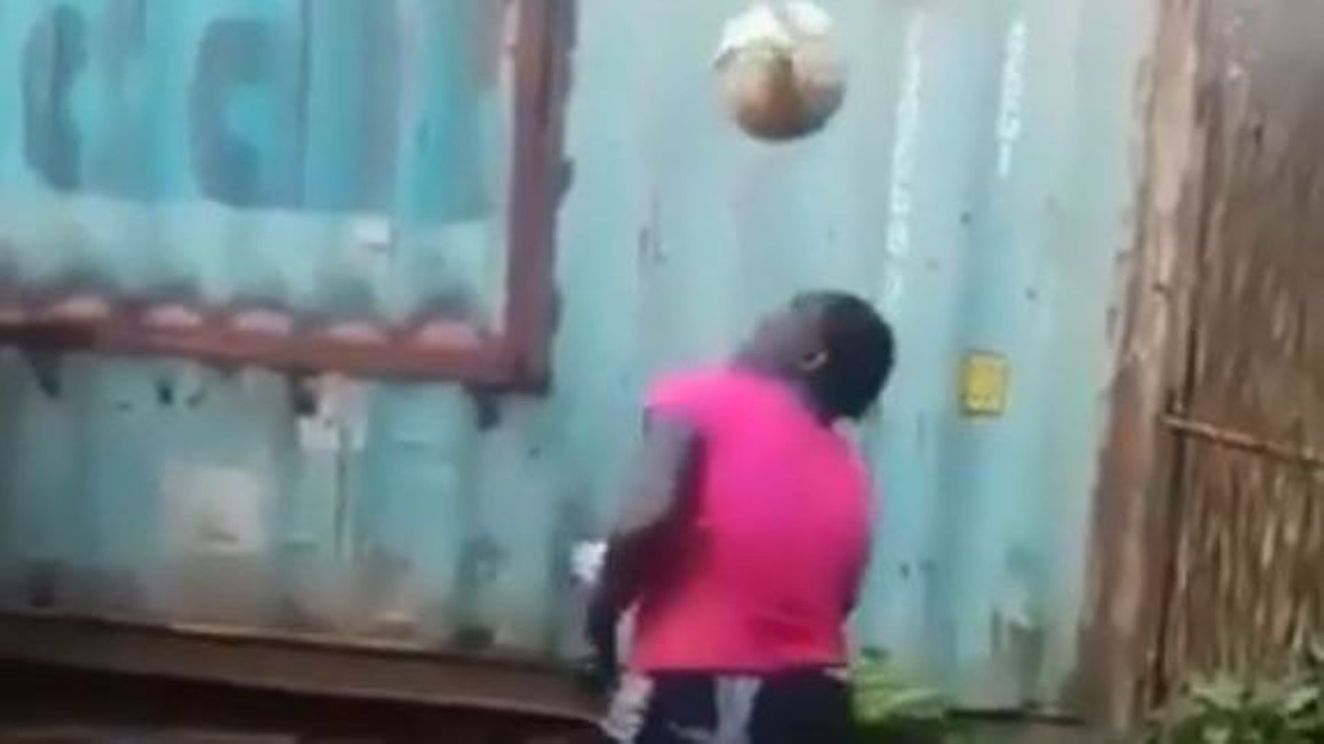 Une jongleuse africaine plus forte que Neymar