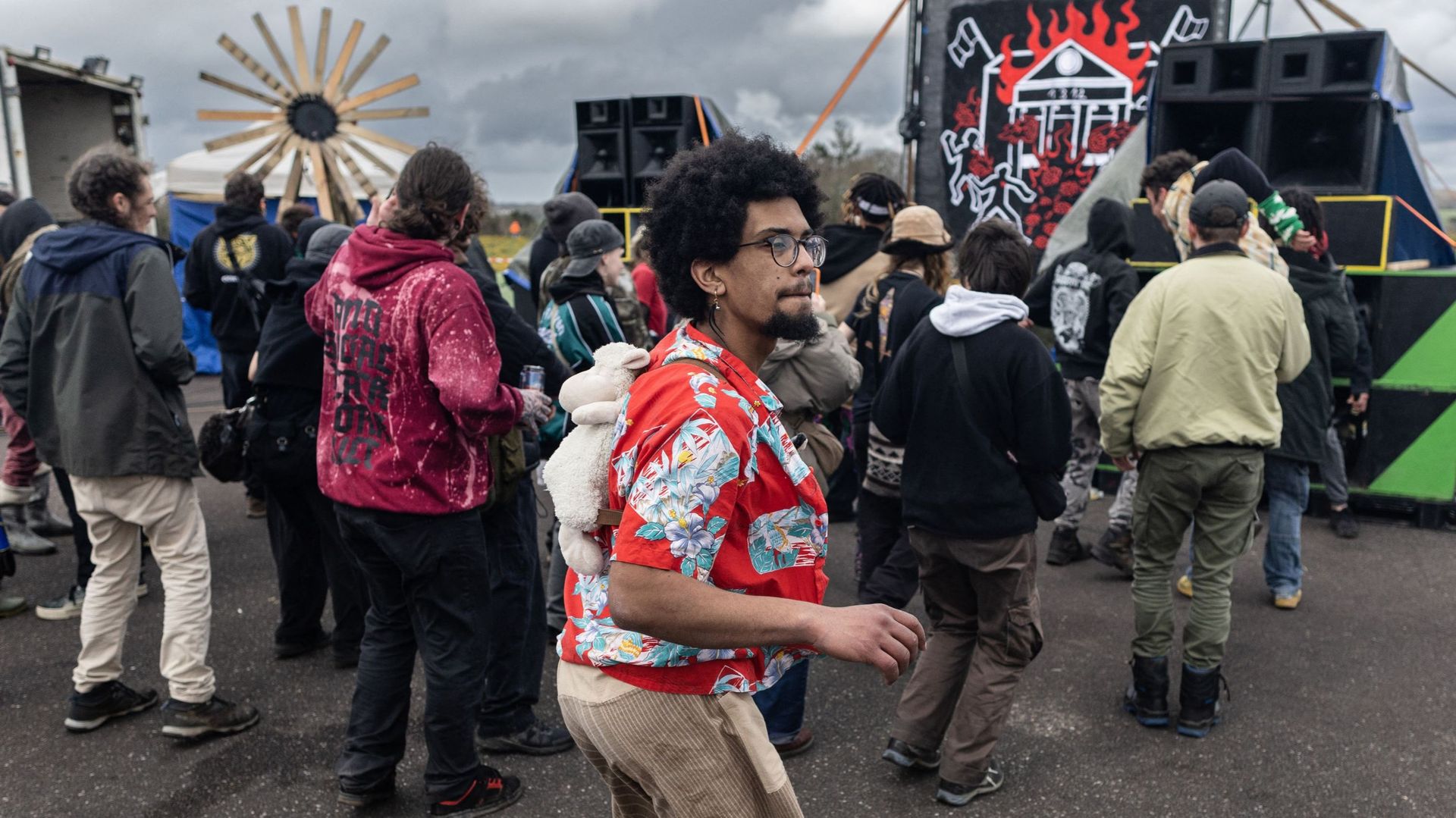 Plus de 6.000 personnes à une rave party à l'aéroport de Quimper, en ...
