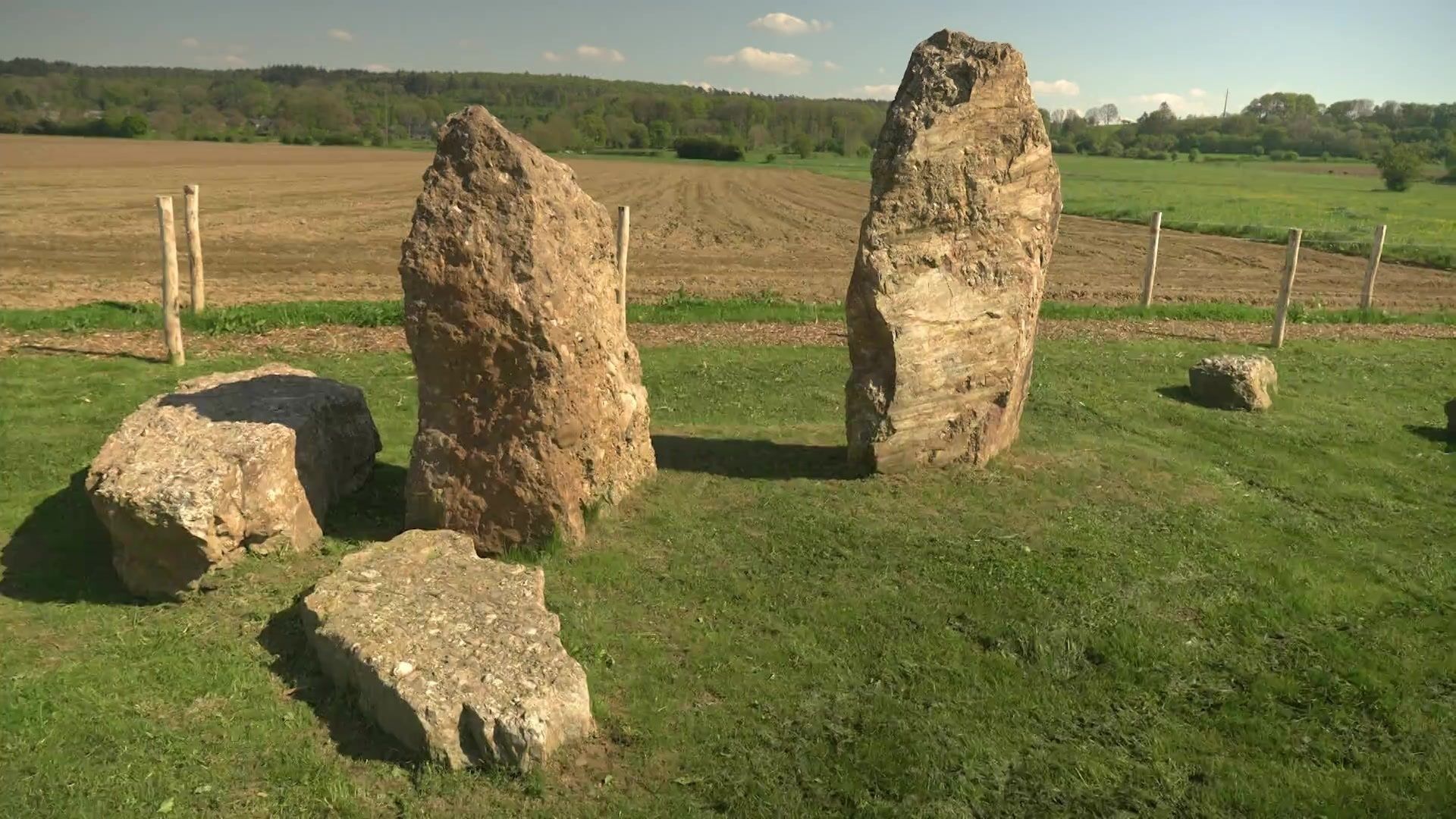 Dolmens, menhirs et légendes : Wéris, un des Plus Beaux Villages de Wallonie - RTBF Actus