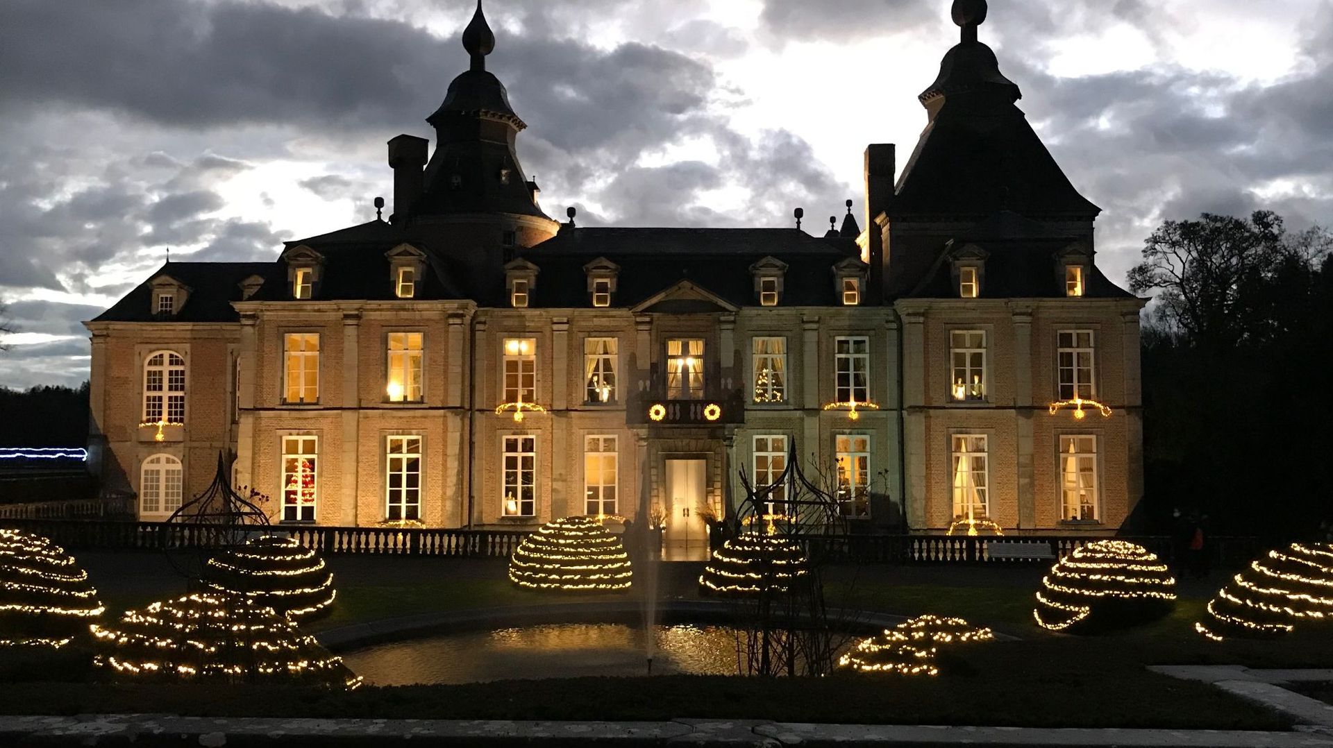 Une visite extérieure lumineuse du Château de Modave - RTBF Actus