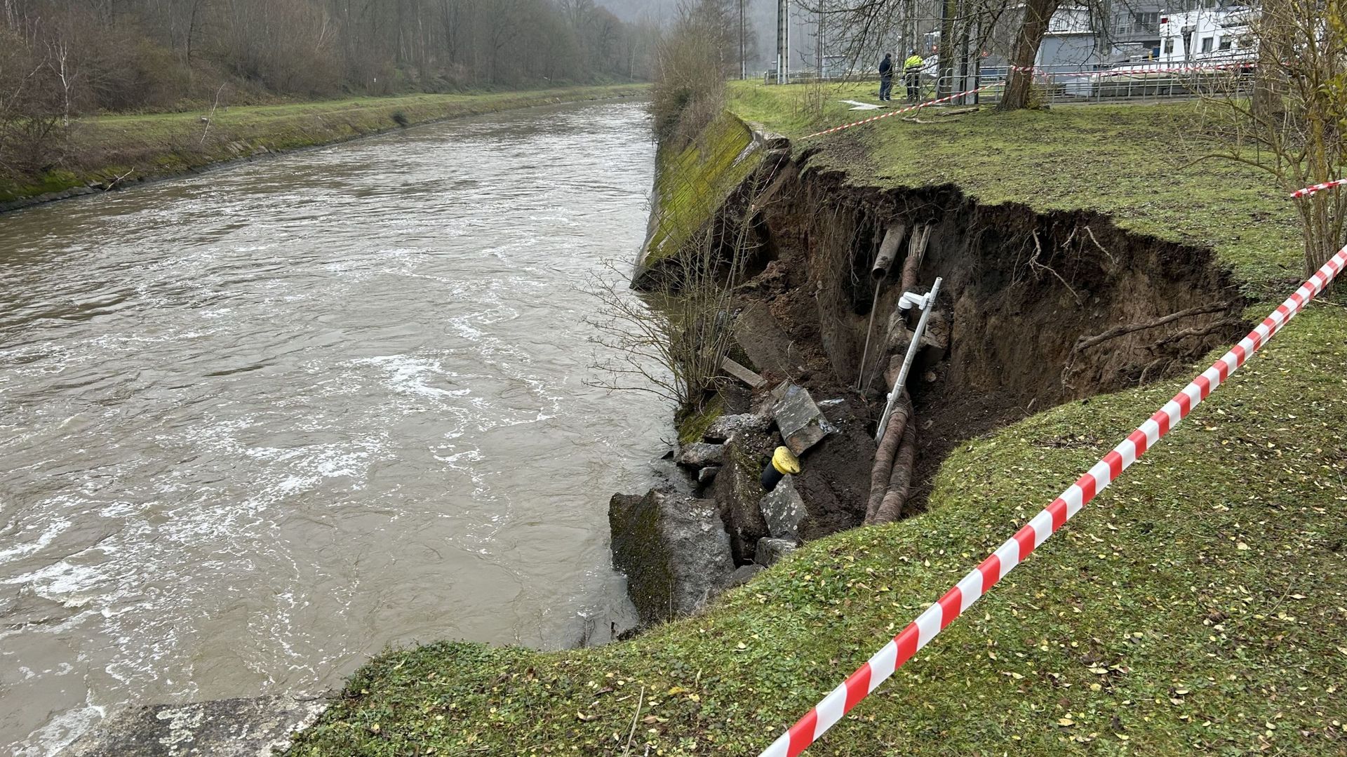 Effondrement d’un pont sur la E42 : 'Le pont bougeait et tremblait ...