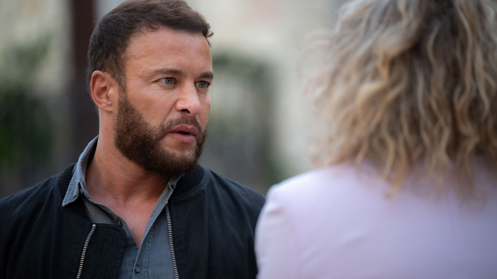 Candice Renoir est de retour dans “Ailleurs l’herbe est plus verte”, troisième téléfilm inédit ...