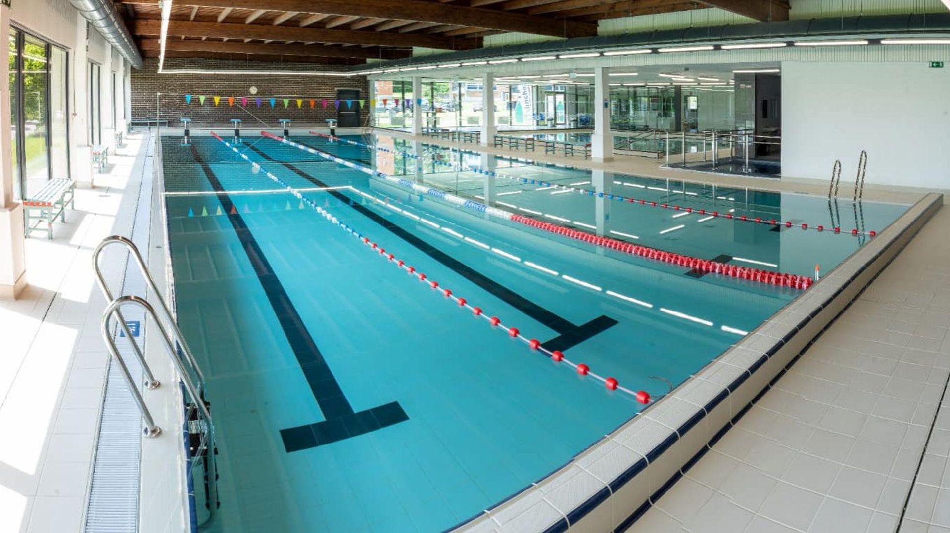 La piscine de Binche accueille à nouveau les nageurs - RTBF Actus
