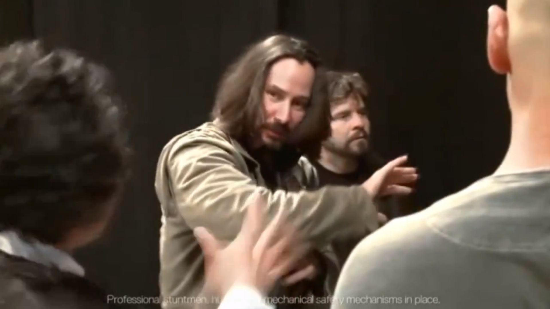 Keanu Reeves fait ses débuts derrière la caméra - RTBF Actus