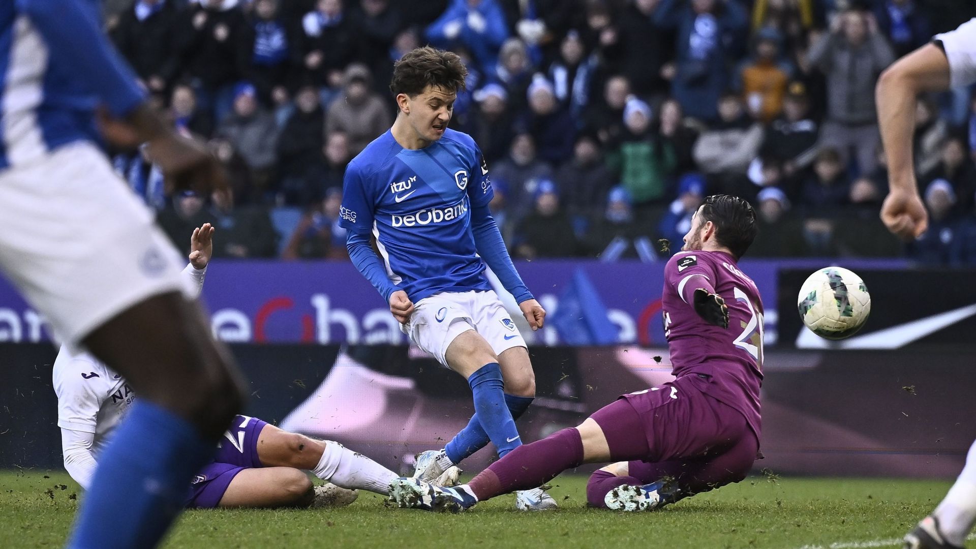 'On a joué vers l’avant, avec les c***lles' : la pépite Karetsas s ...