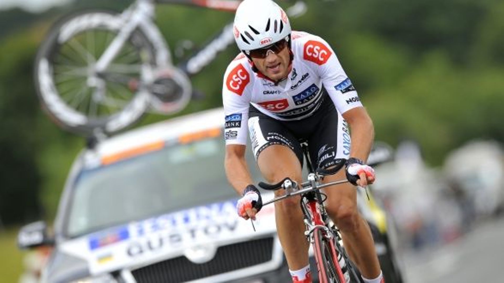 Gustov et Boro chez Saxo Bank - RTBF Actus