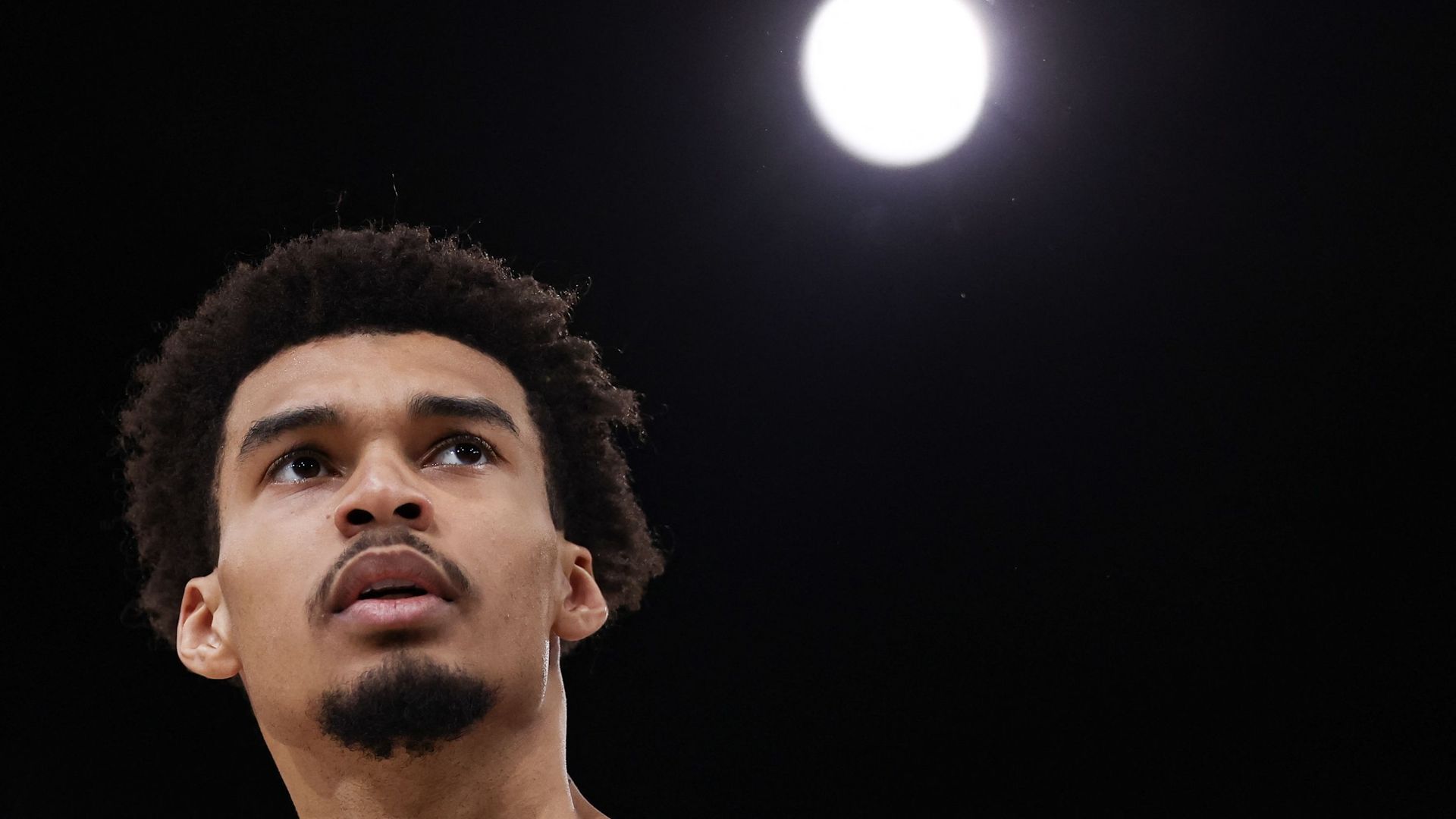 Victor Wembanyama, le crâne rasé, en retraite spirituelle dans un ...