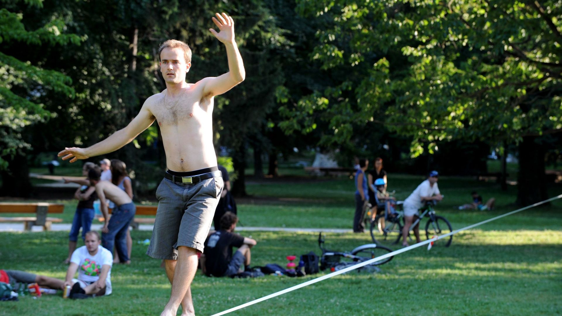 La slackline, désormais incontournable de l'été, bien différent du ...