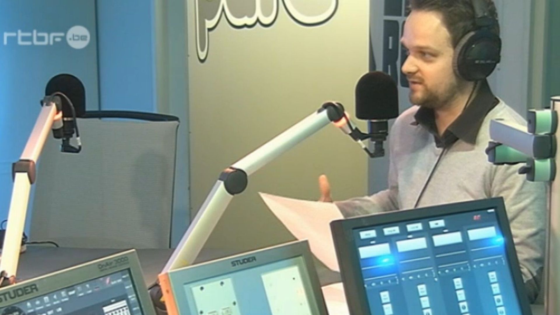 Le bodypainting bluffant de Paul Roustan sur 4 surfeuses - RTBF Actus