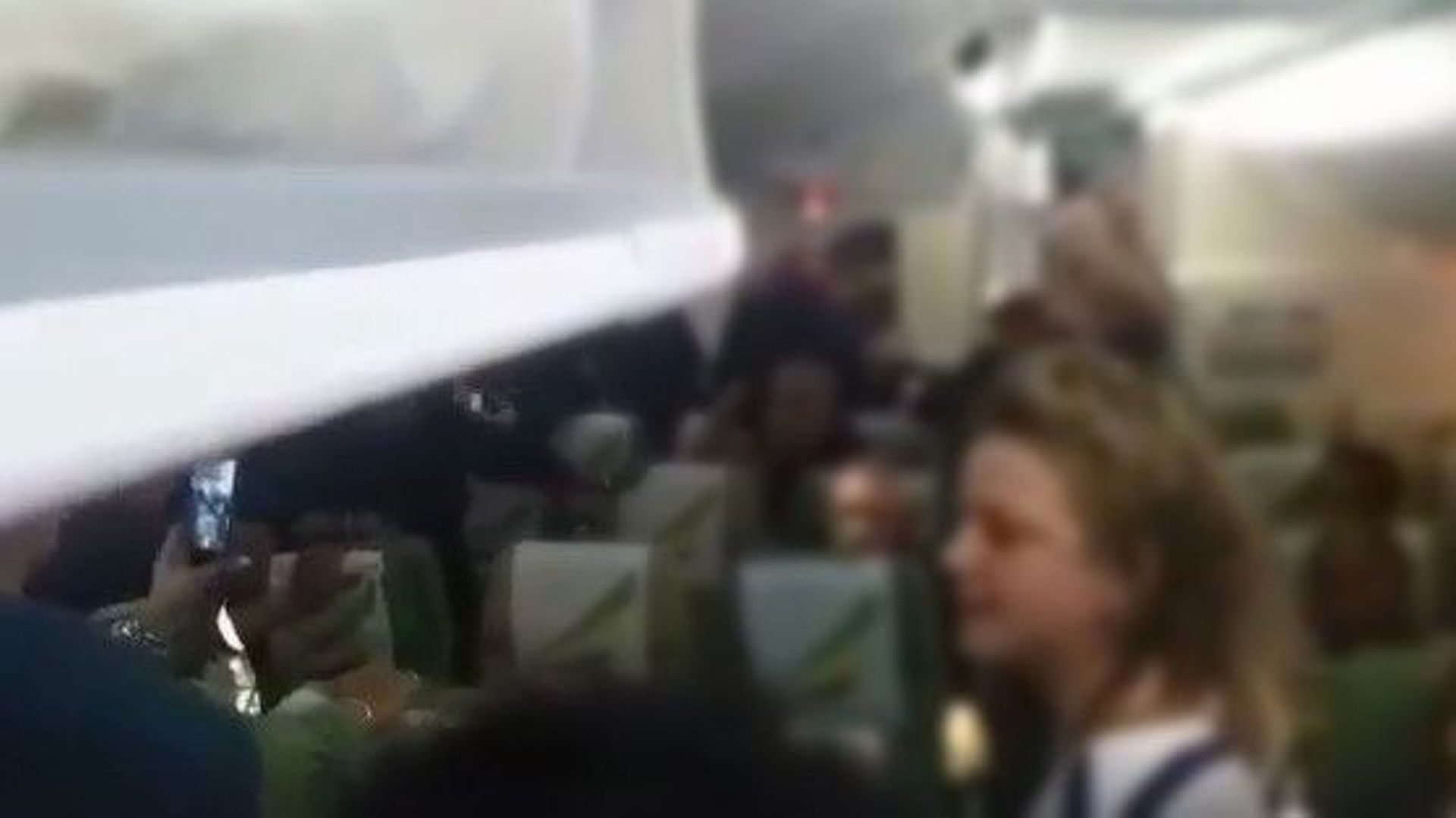 Une employée de MSF évacuée d'un avion à Bruxelles lors de l'expulsion ...