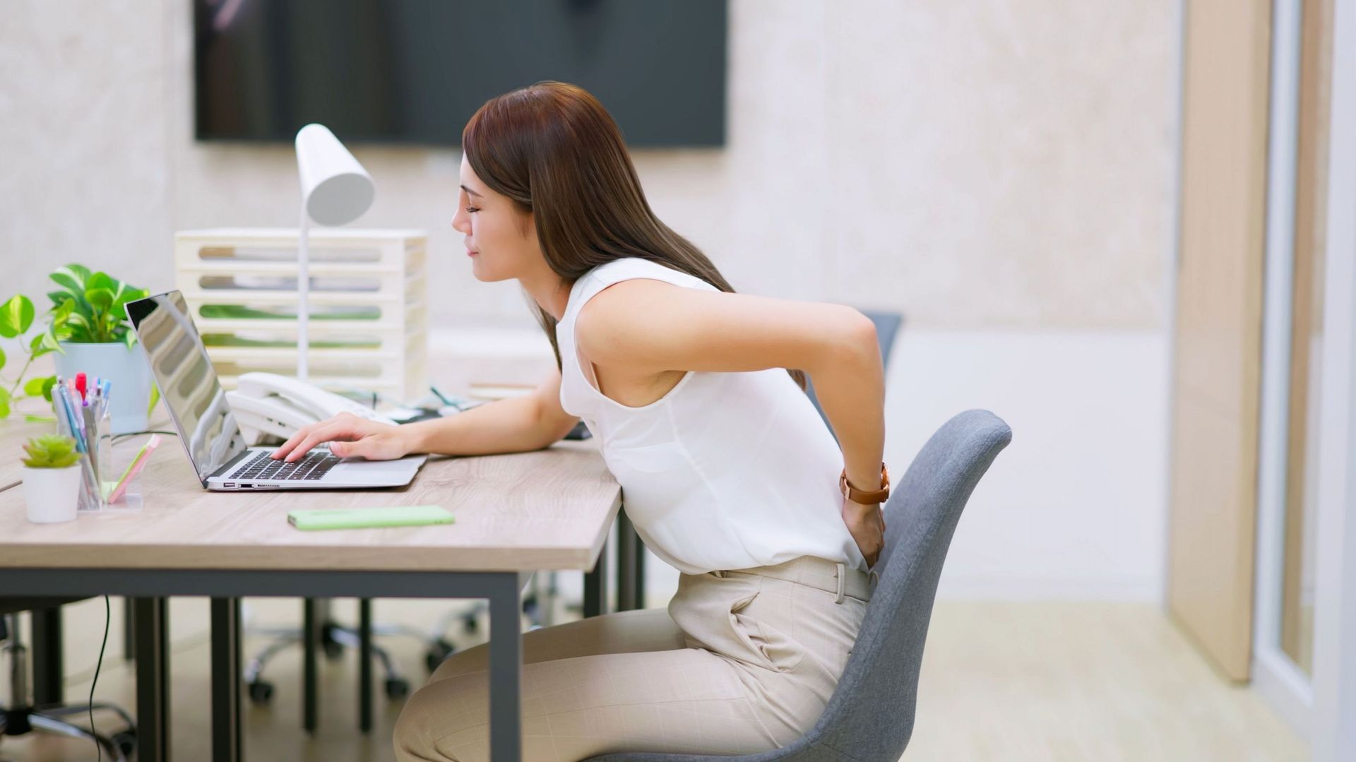 Comment améliorer sa posture au quotidien pour éviter les douleurs ...