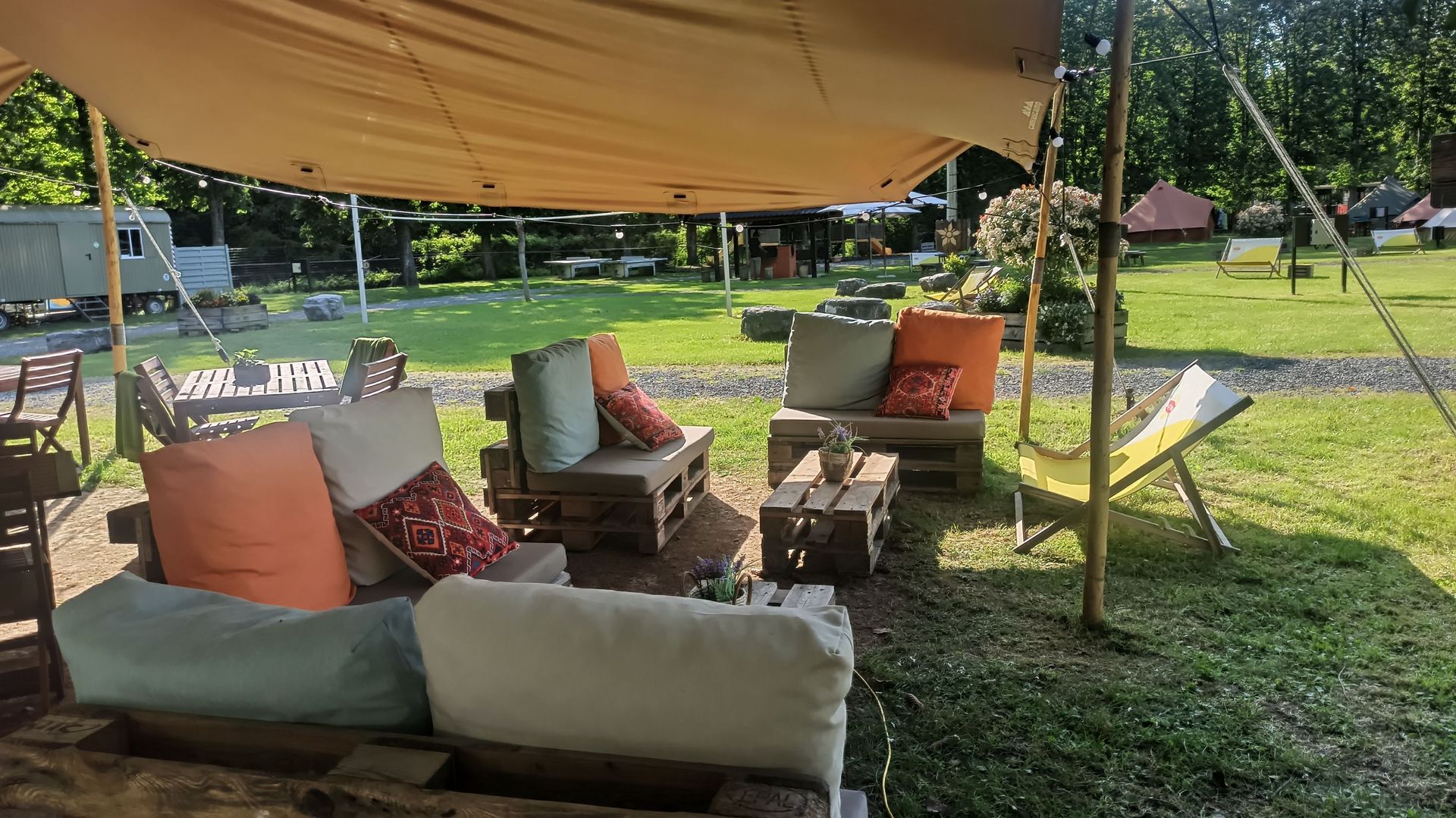 Camping haut de gamme au Cocoon Village de Han-sur-Lesse - RTBF Actus