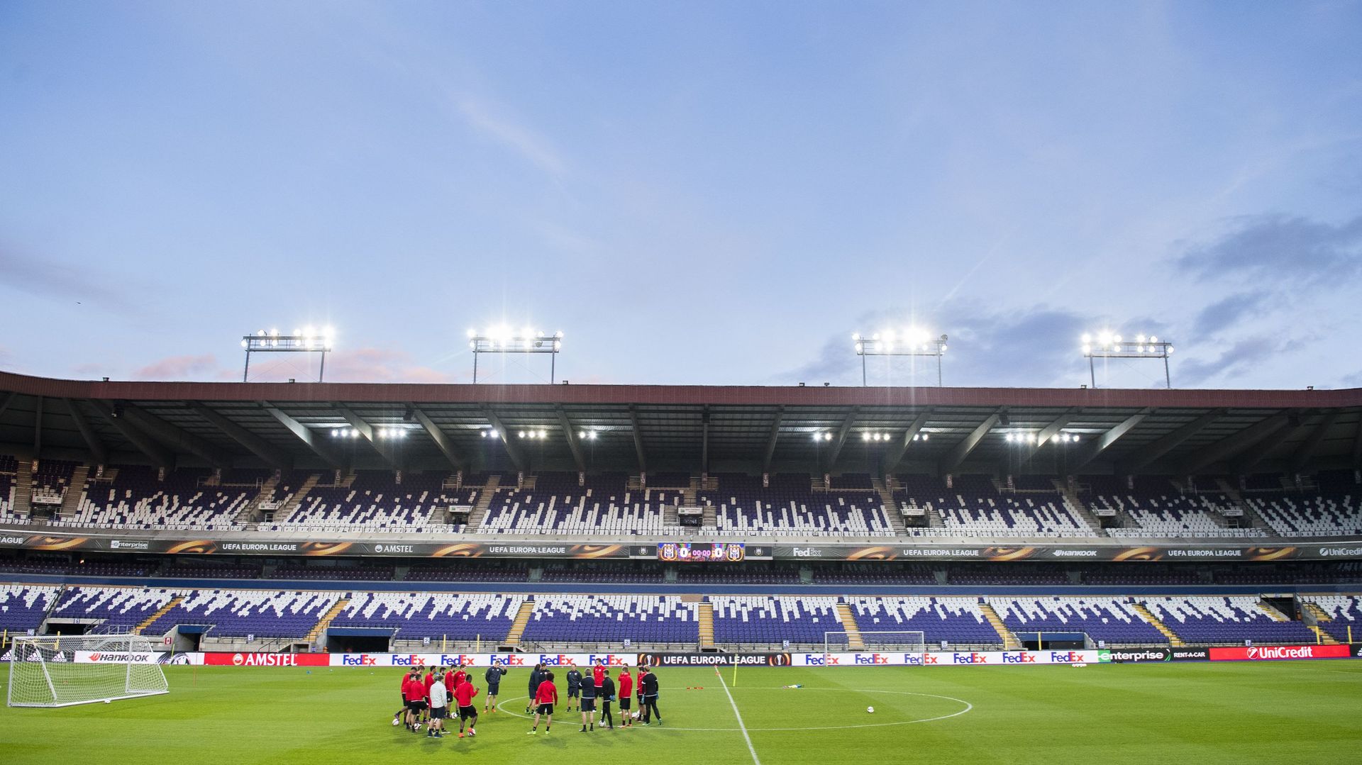 Anderlecht a inauguré deux terrains synthétiques à Neerpede - RTBF Actus
