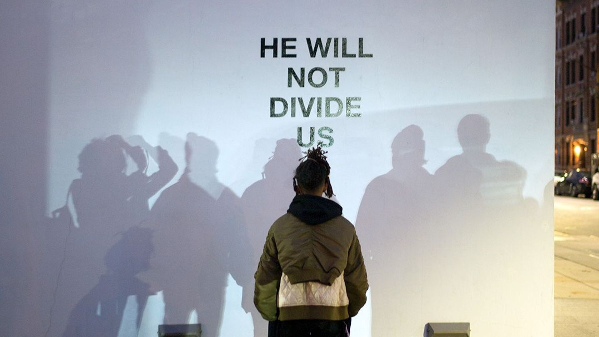 'He will not divide us' : une performance web de 4 ans anti-Trump ...