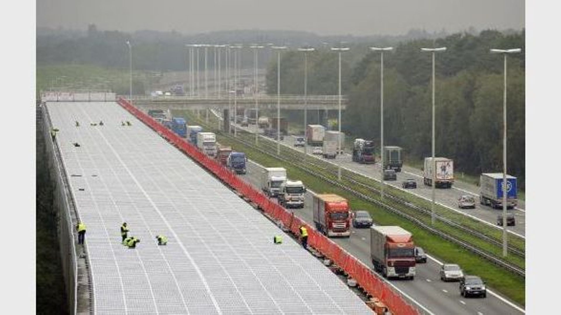 Des vieux poteaux d'éclairage de l'E19 retirés car dangereux - rtbf.be