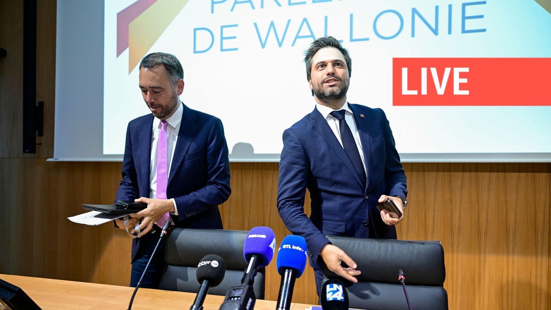DUEL : invectives et tension maximale dans le cube entre Paul Magnette ...