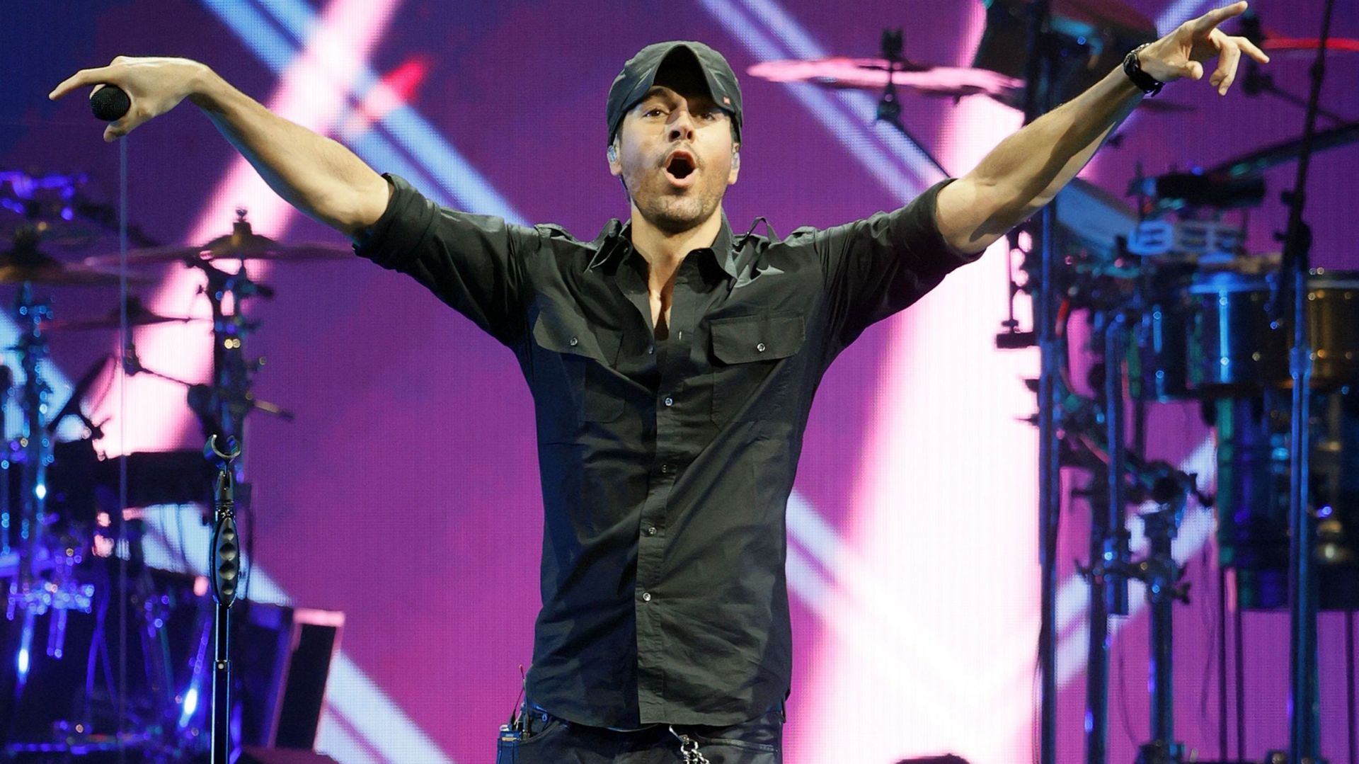 Enrique Iglesias sort son tout dernier album… mais ne met pas fin à sa ...