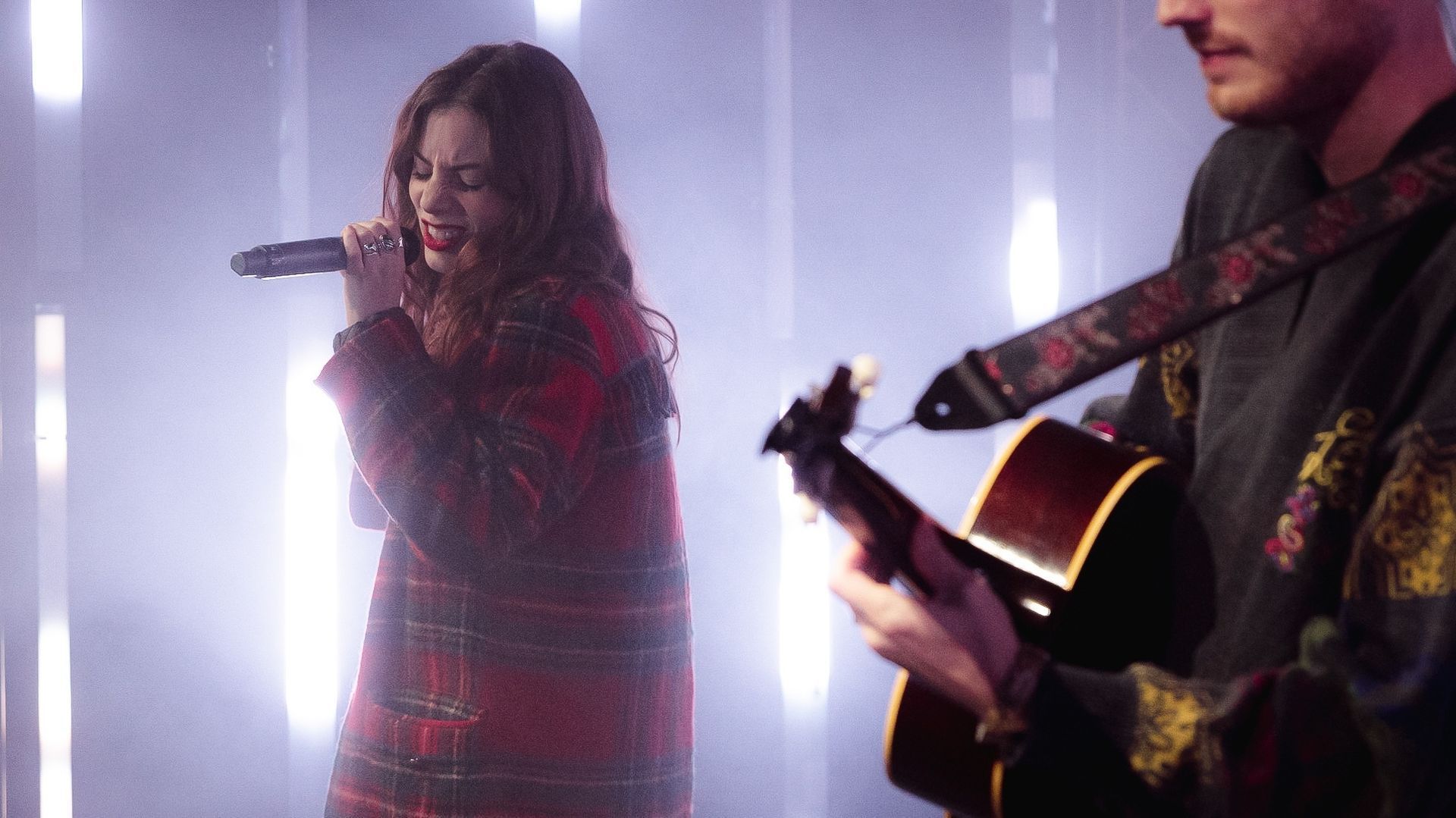 La chanteuse Adé offre une prestation éblouissante sur la place de ...
