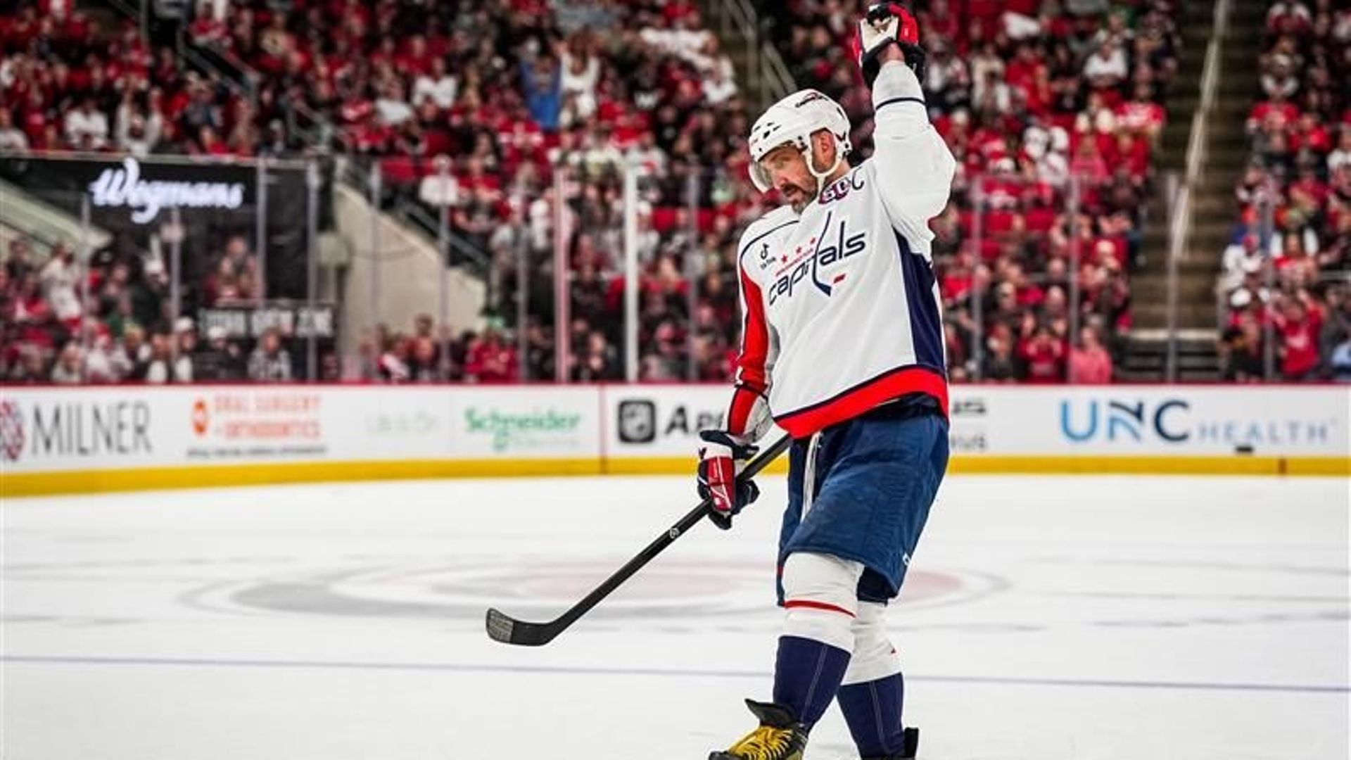 La légende de la NHL est en marche : Alex Ovechkin égale le record de ...