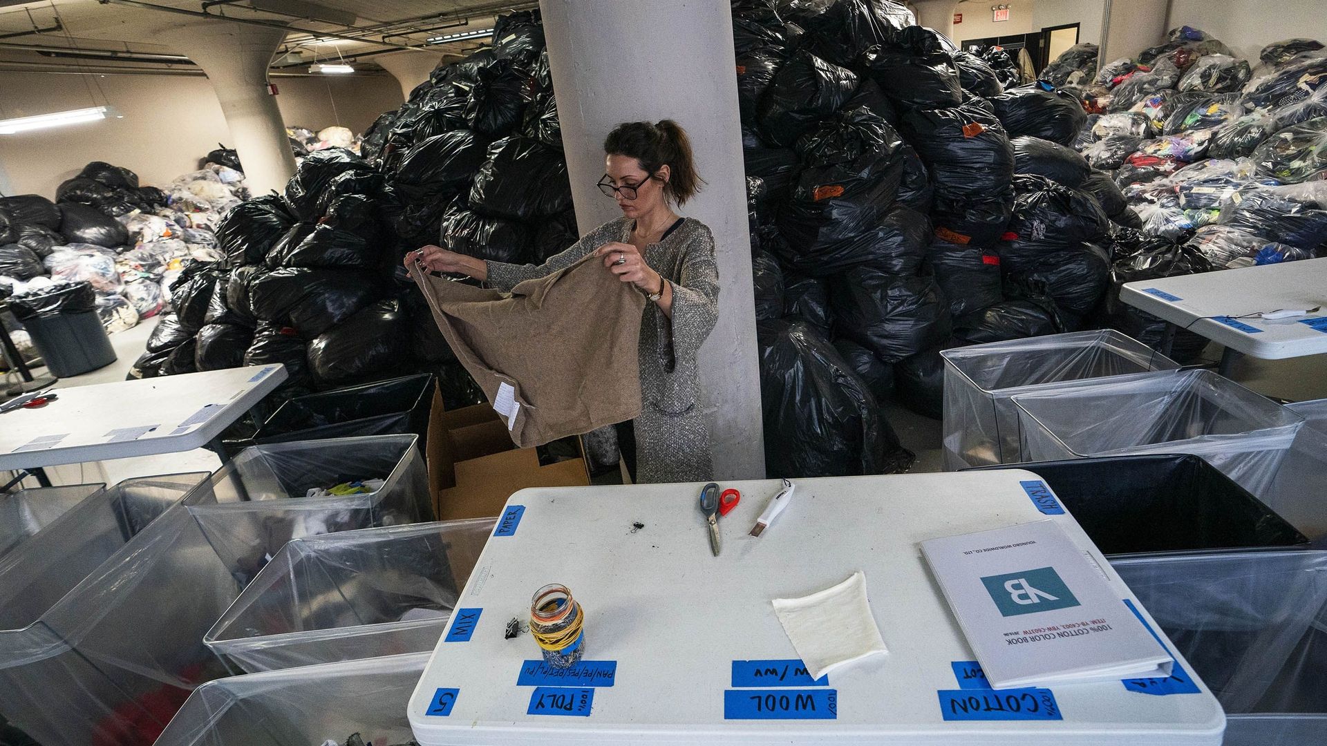 A New York, une association récupère les tonnes de déchets textiles de ...