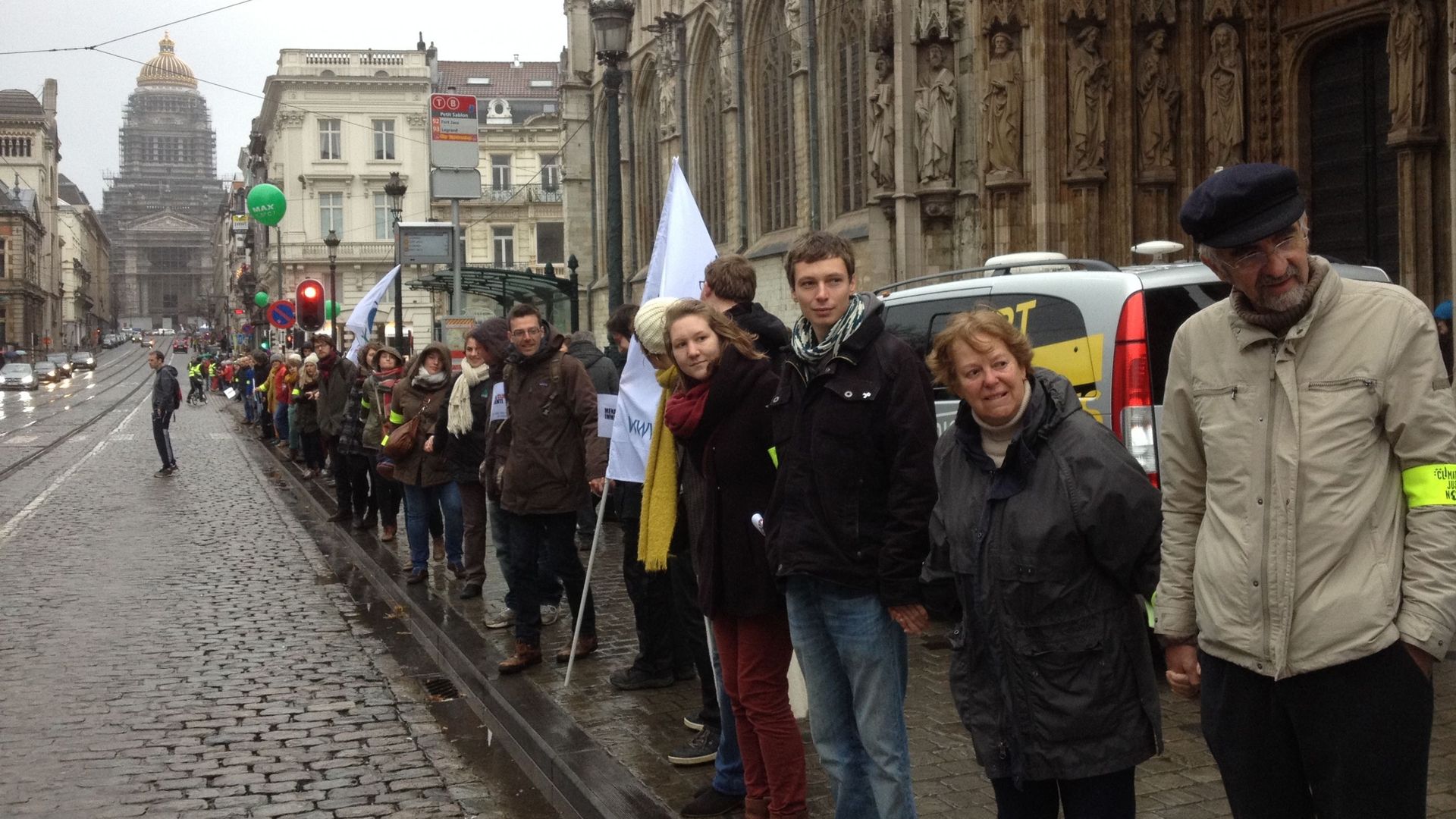 COP21: une chaîne humaine de 4000 personnes à Bruxelles (photos) - RTBF ...