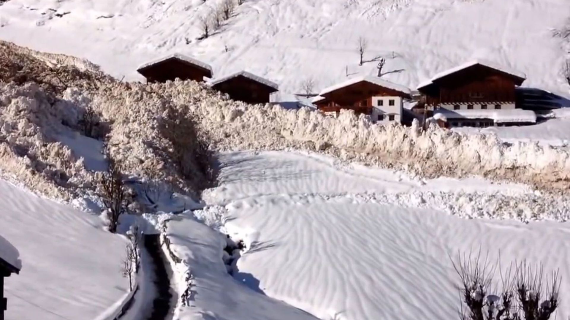 Un village italien frappé par une avalanche géante (vidéo) - RTBF Actus