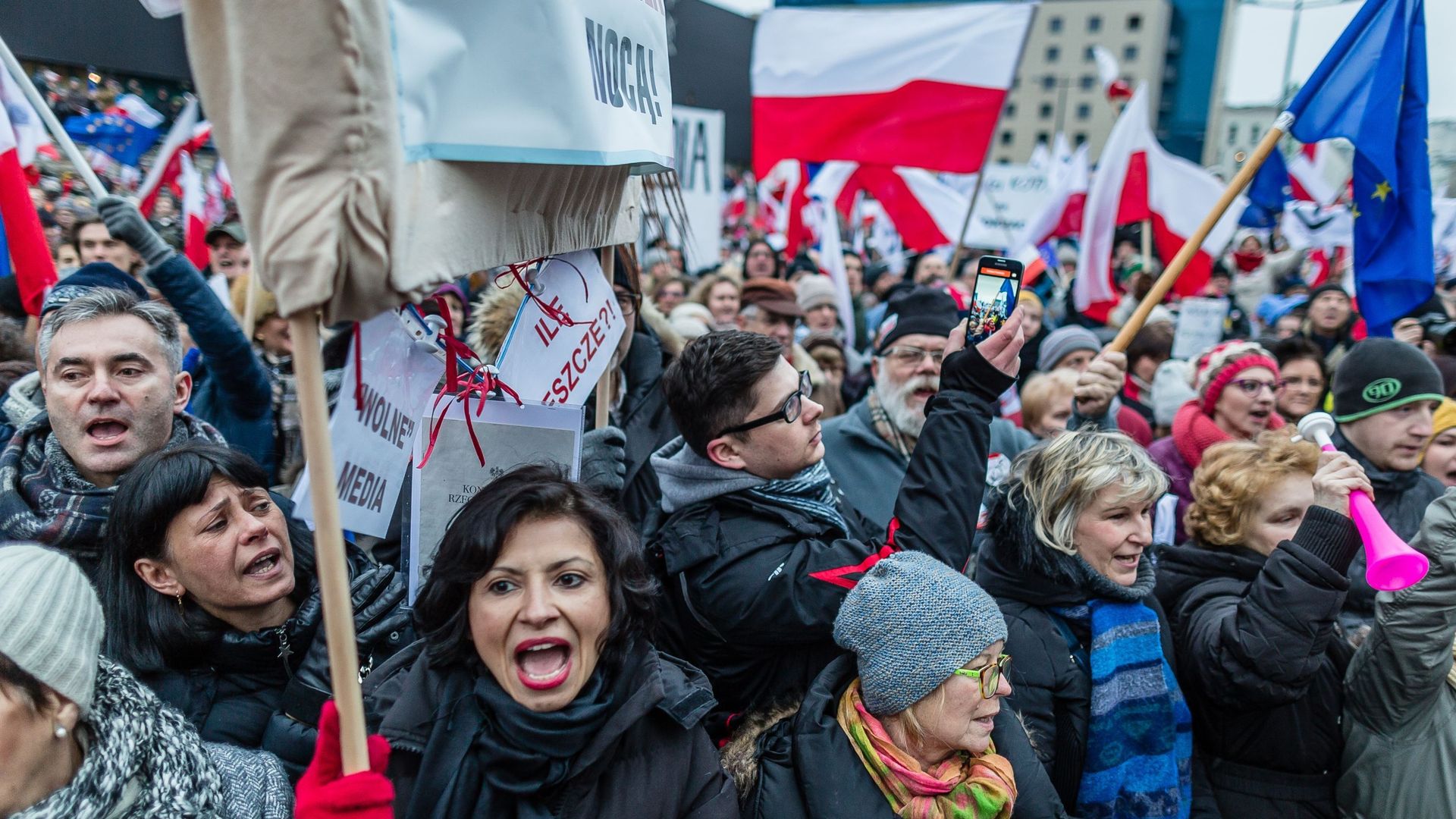 Des dizaines de milliers de Polonais dans la rue pour défendre les ...