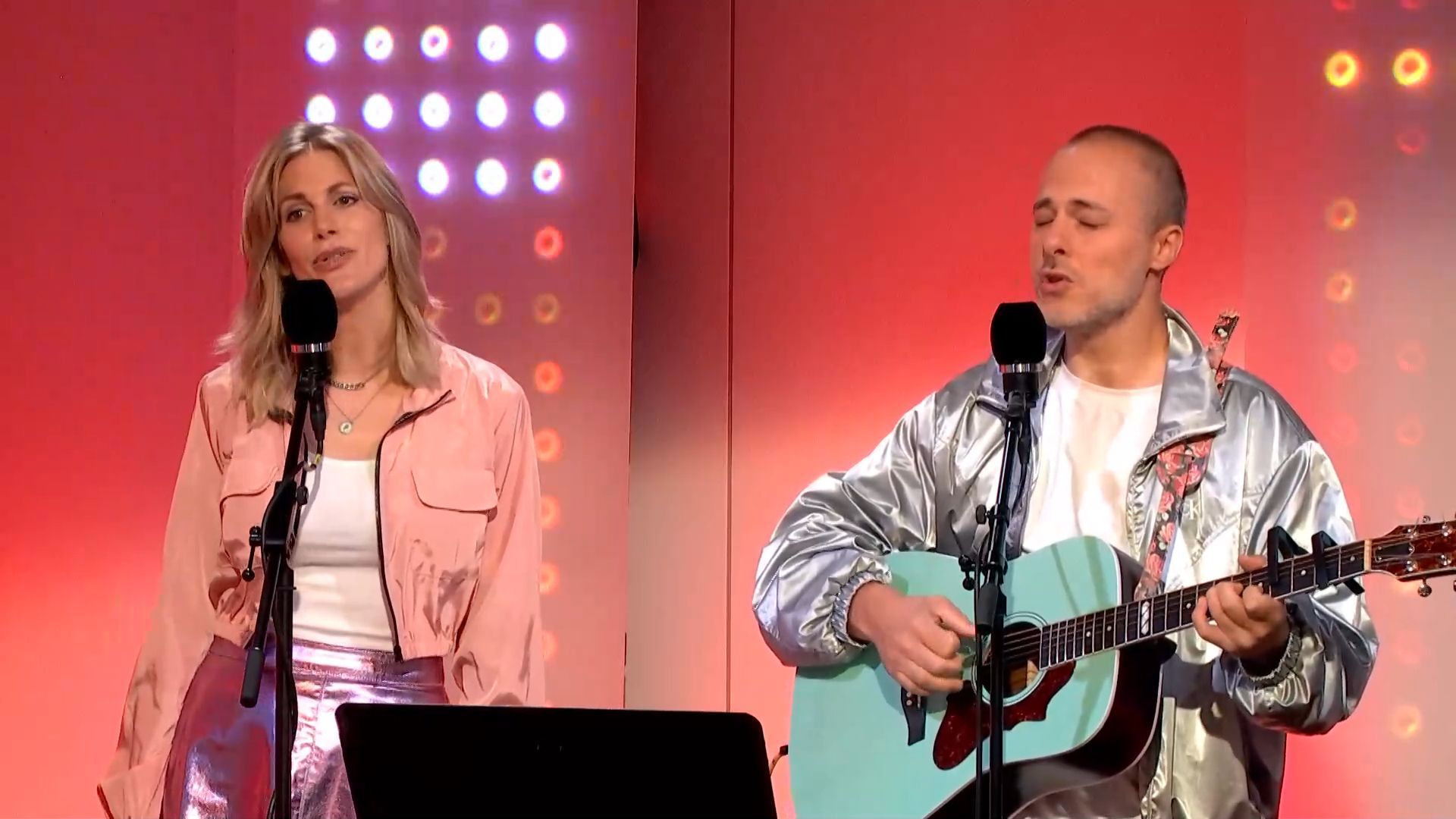 Getch et EJ Eyre reprennent en live le titre 'Boule de flipper' de ...