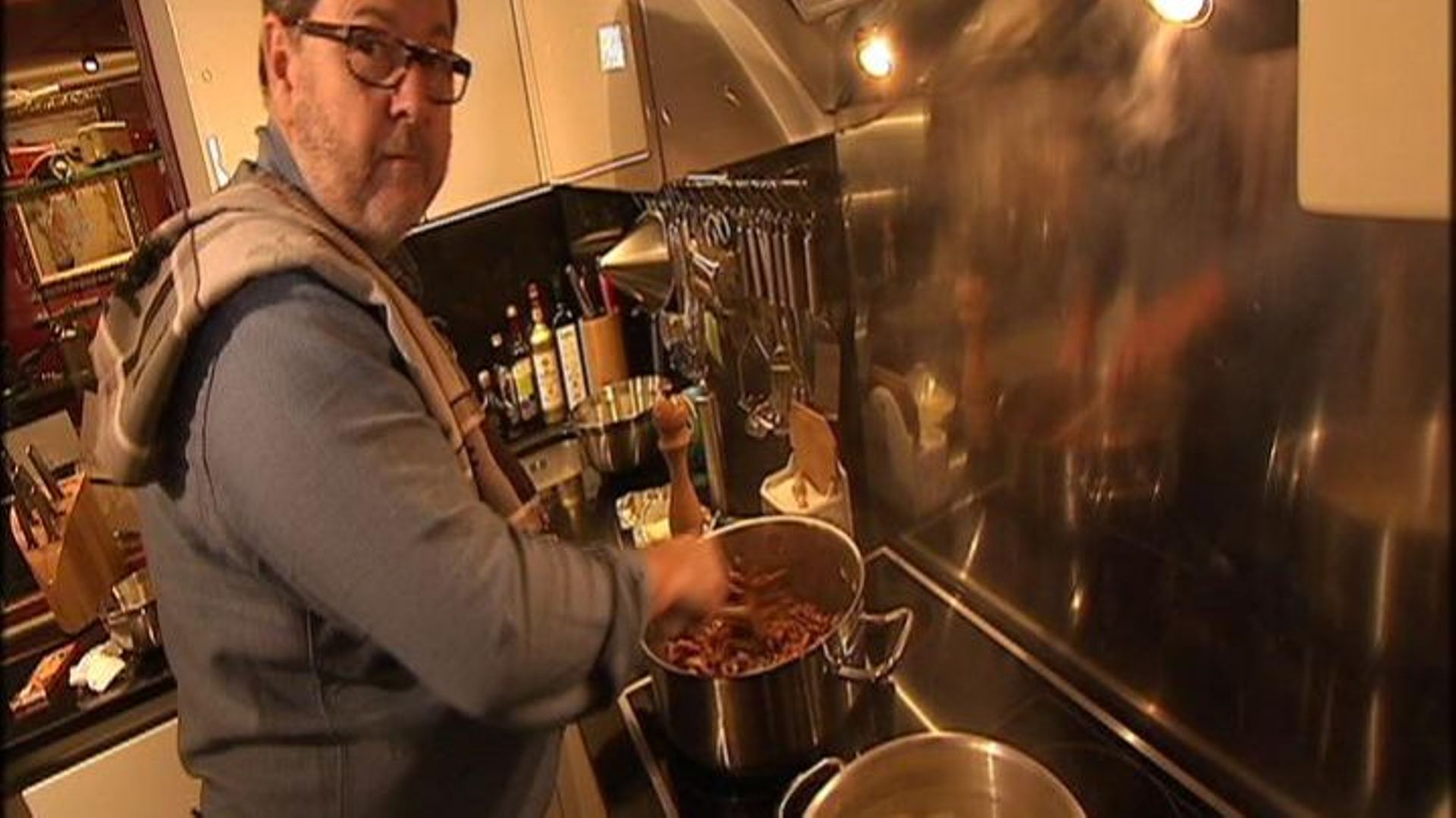 Dans ton frigo : Carlo entre chez vous, ouvre votre frigo et vos armoires