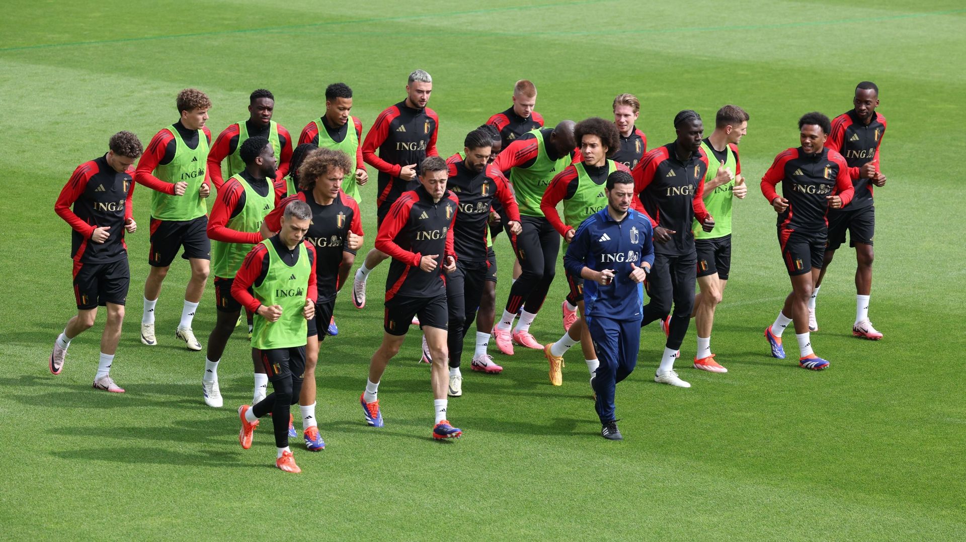 Diables Rouges : 20 joueurs à l'entrainement, 2 sur le banc et 5 ...