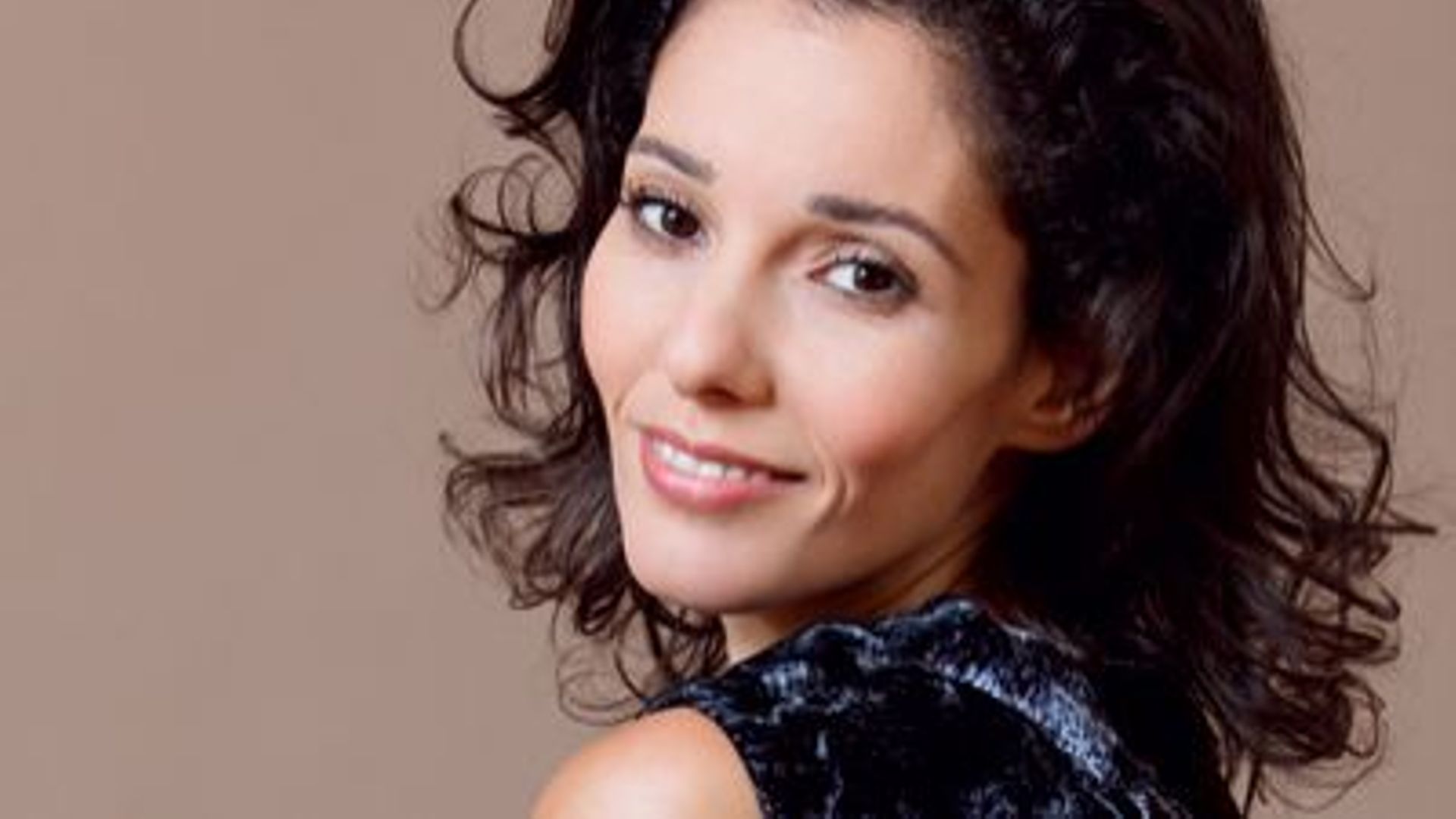 Interview de Hadja Lahbib: nouvelle présentatrice du Concours Reine ...