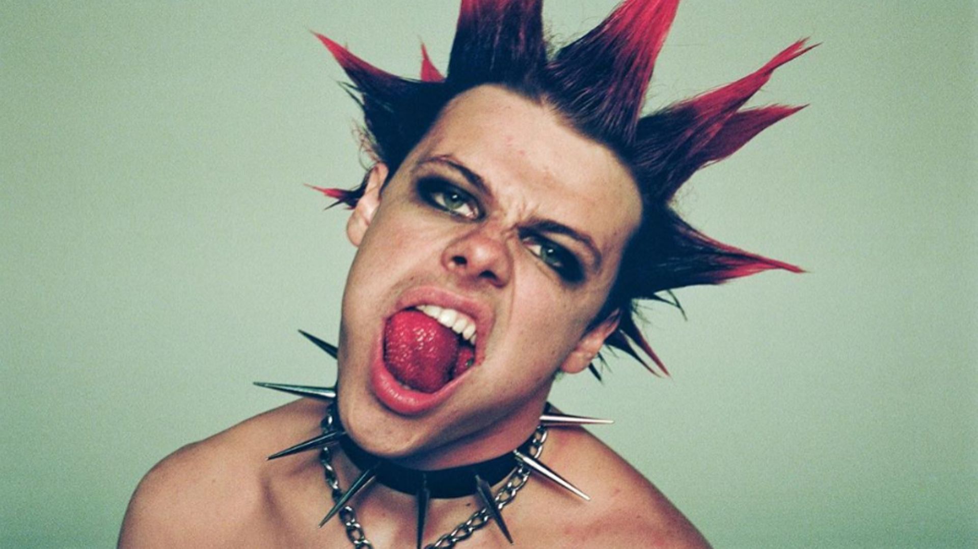 Yungblud dévoile un nouveau titre et un clip explosif, "Strawberry ...