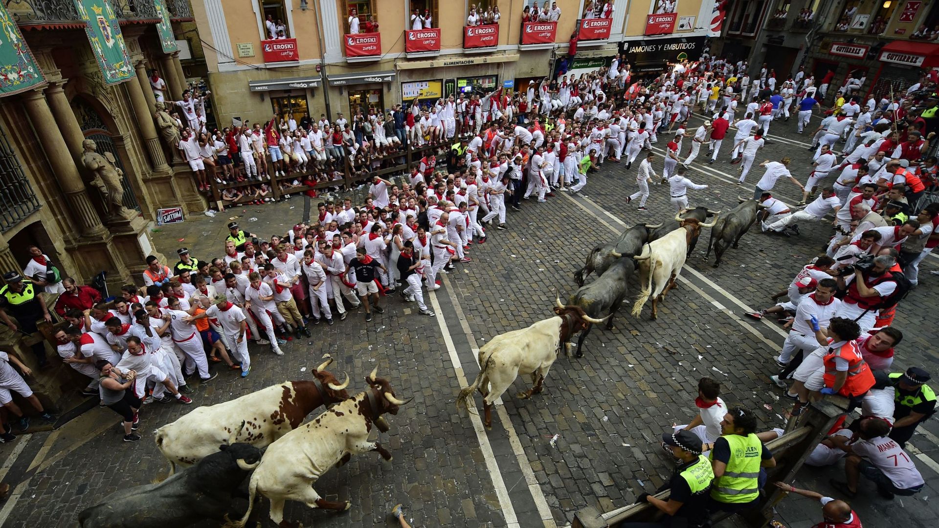 Espagne: cinq hommes en détention après un viol lors des fêtes de la ...