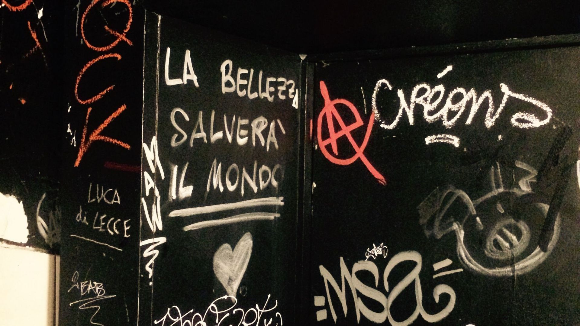 Un musée bruxellois collecte vos photos de graffitis dans les WC - rtbf.be