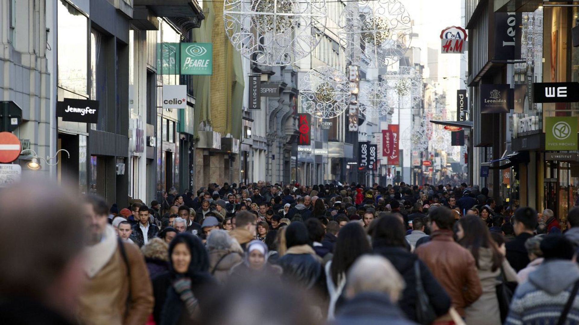 Coronavirus: la rue Neuve à Bruxelles divisée en deux pour gérer les ...
