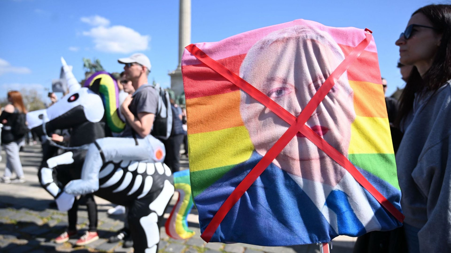 La Pride Week s'ouvre avec une déambulation militante dans le centre de Bruxelles - RTBF Actus