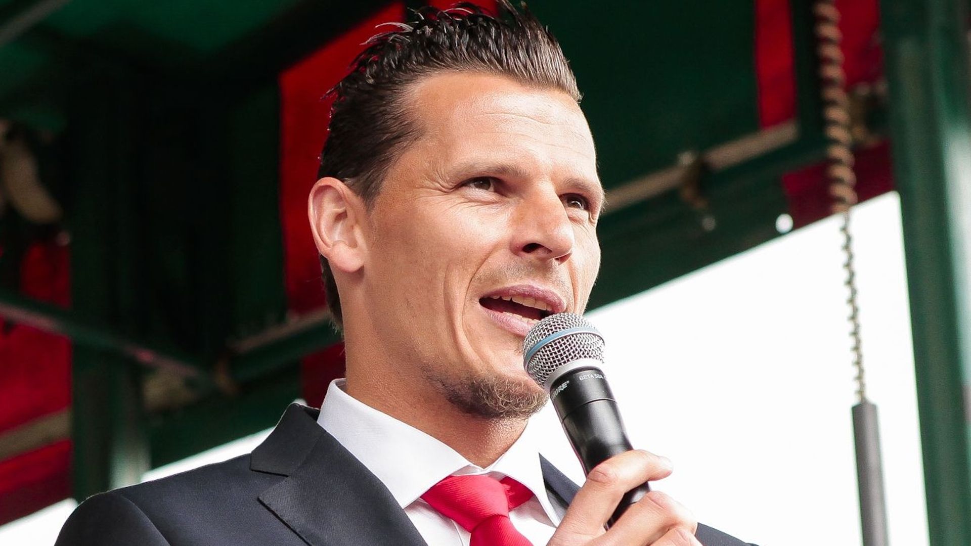 Van Holsbeeck: 'La balle est dans le camp de Van Buyten' - RTBF Actus