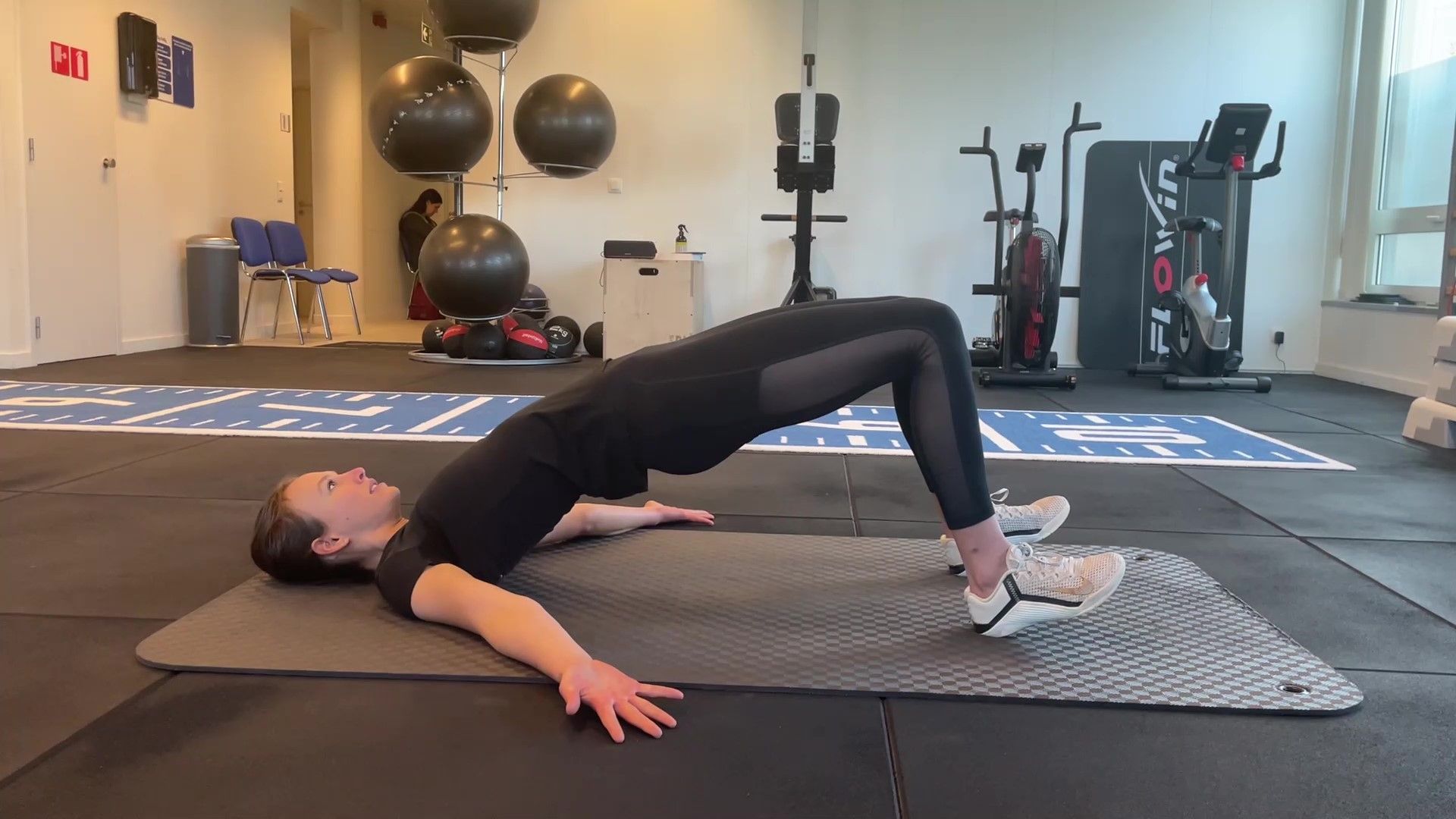 4 exercices simples à faire à la maison pour se tonifier tout le corps ...