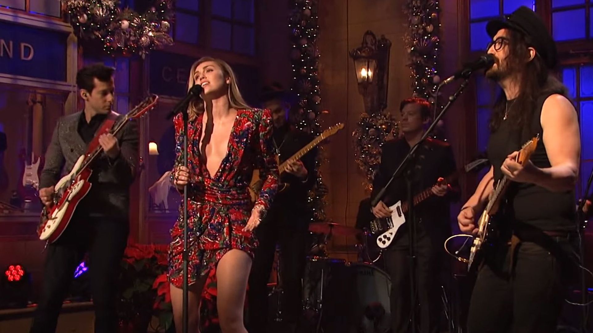 Sur le plateau du SNL Mark Ronson et Miley Cyrus reprennent 'Happy Xmas ...