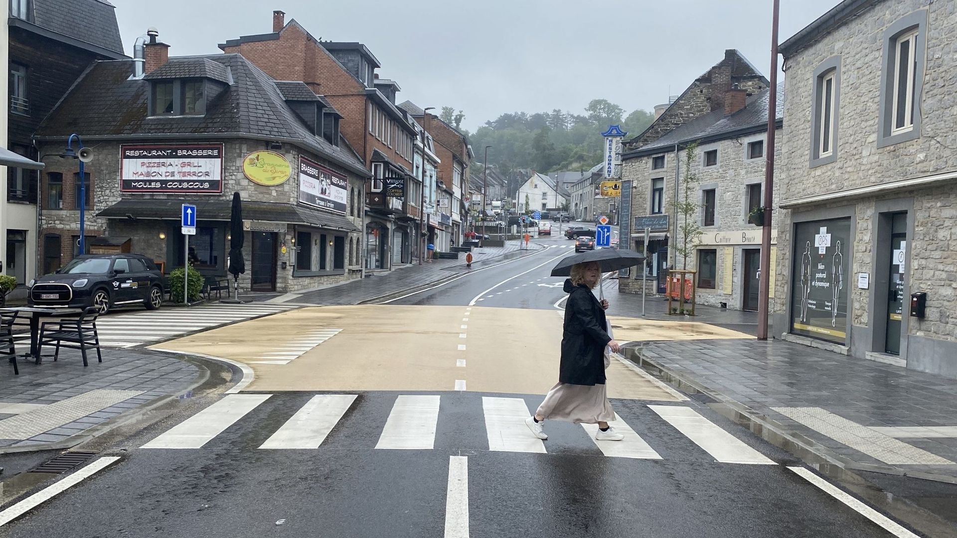 Sous la pluie, Beauraing inaugure son centre-ville réaménagé - RTBF Actus
