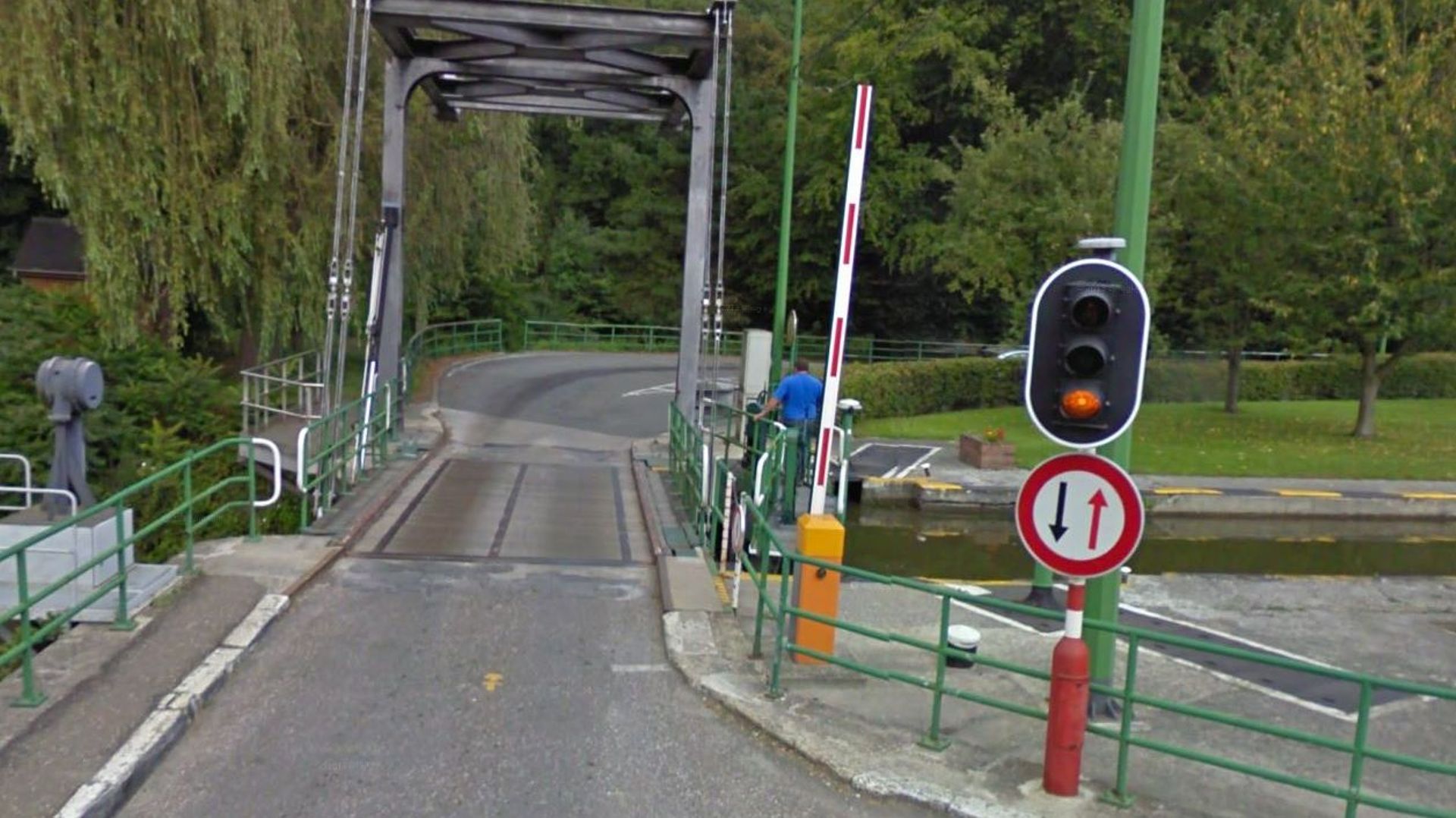 Déversoir à Landelies: la route de Leernes à Montigny-le Tilleul à ...