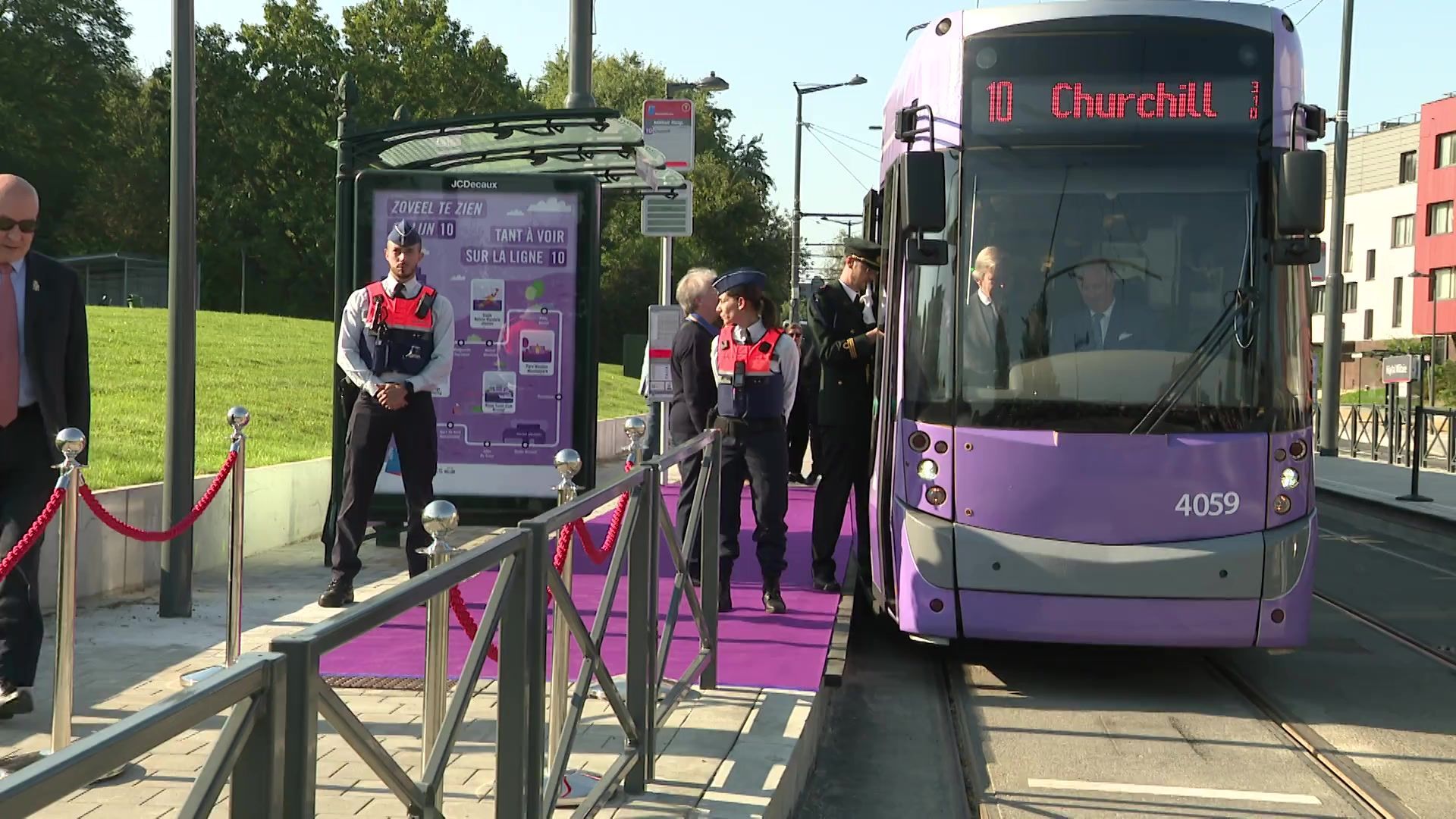 Le roi Philippe en pilote de tram pour inaugurer la nouvelle ligne 10 ...