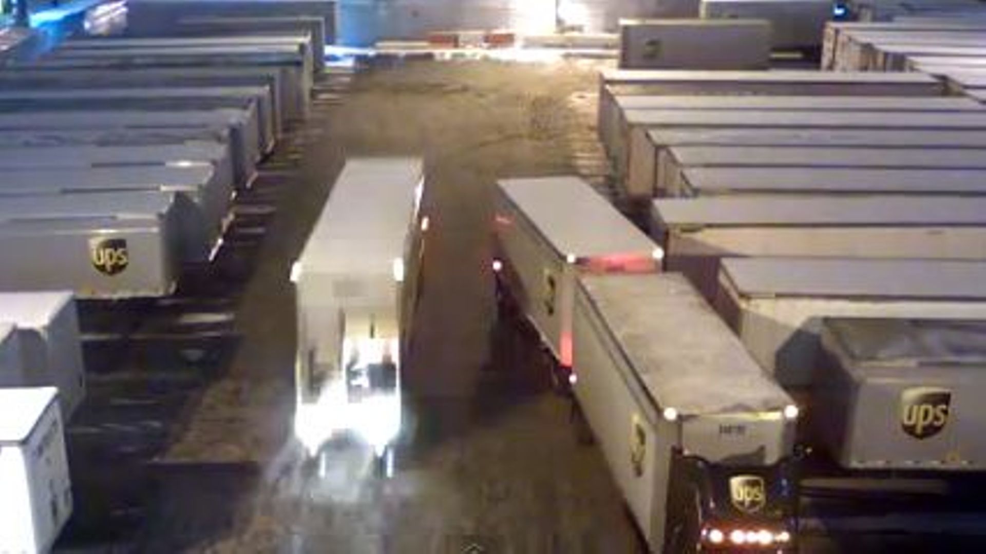 Livraisons pour Noël: l'étonnant ballet des camions FedEx - rtbf.be