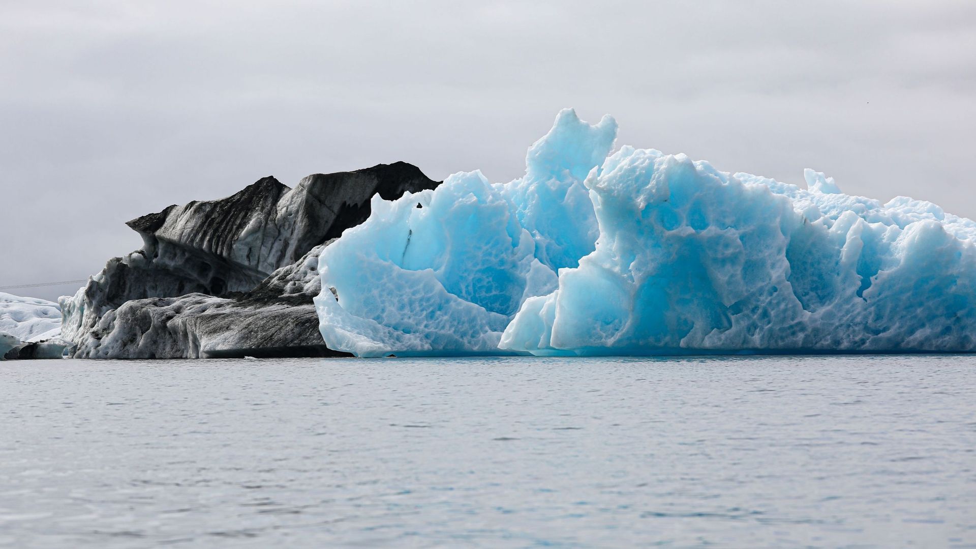 La minute insolite : un iceberg noir au large du Canada fascine les ...