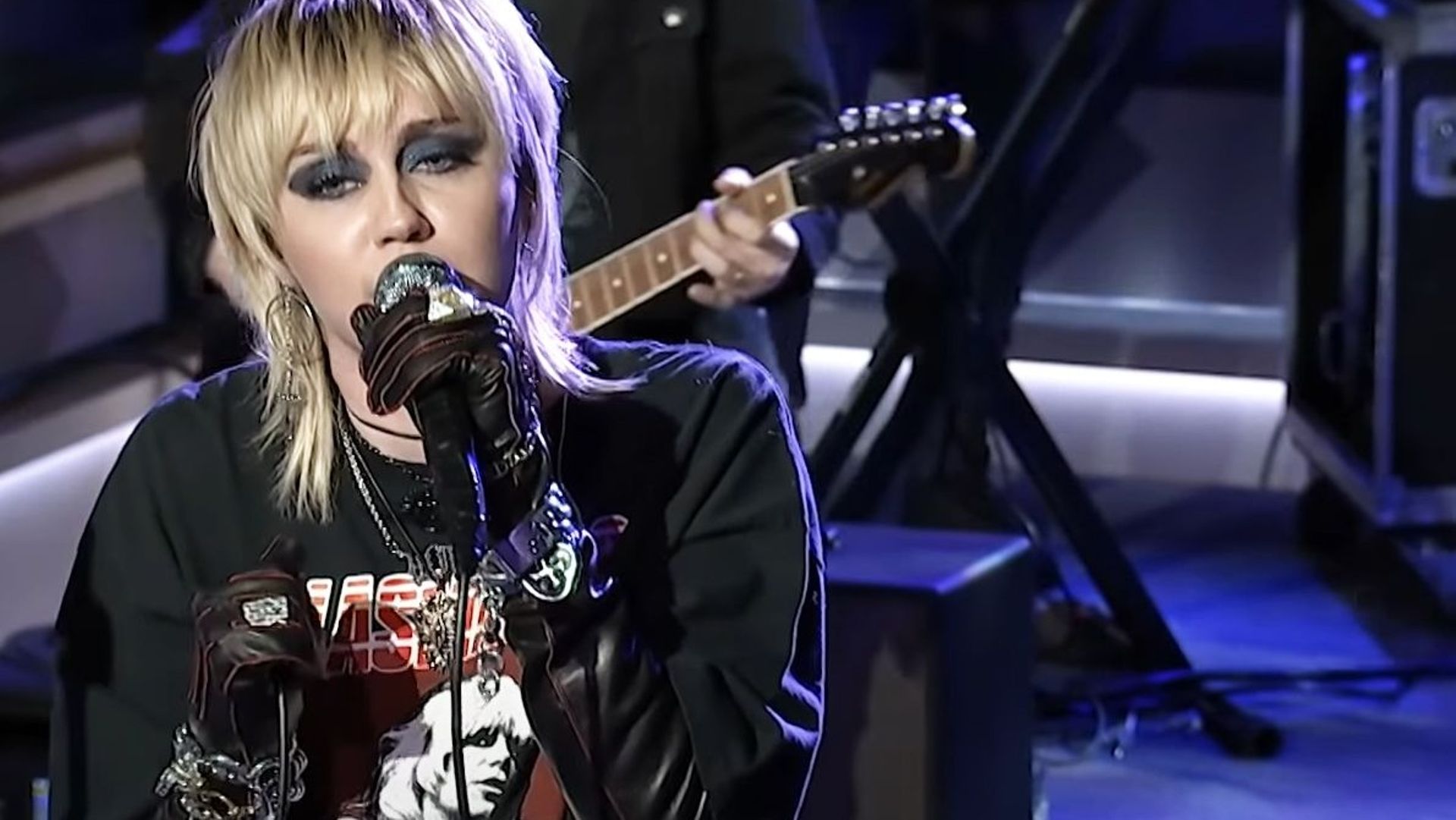 Plus vraie que nature, Miley Cyrus reprend Hole/Courtney Love