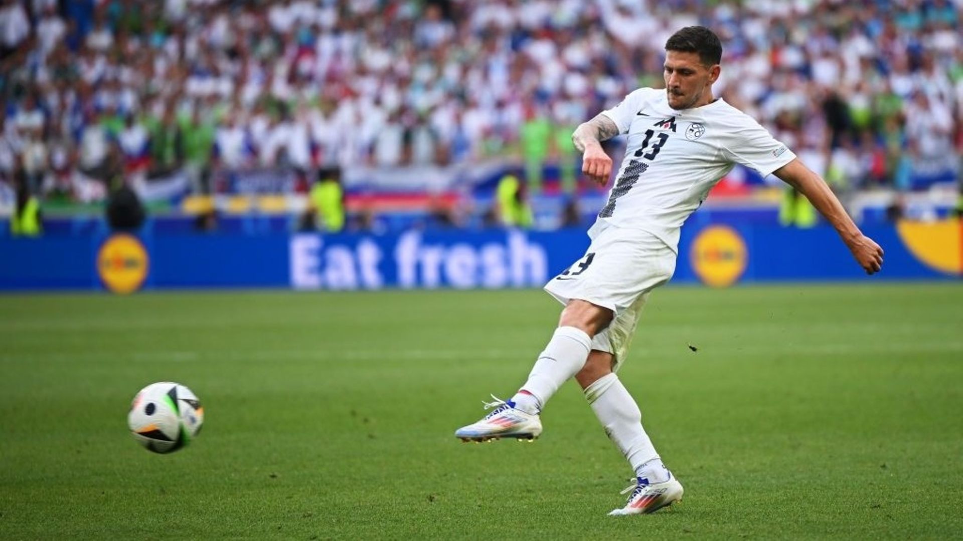 Lancé par un but en pleine lucarne de Leandro Trossard, Arsenal bat les ...